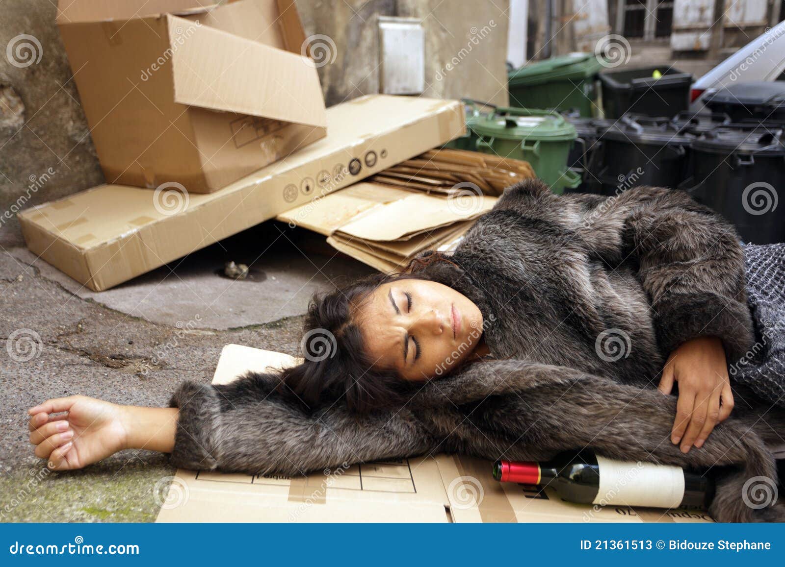 Dronken vrouw in afval stock afbeelding. Image of verslaafde - 21361513