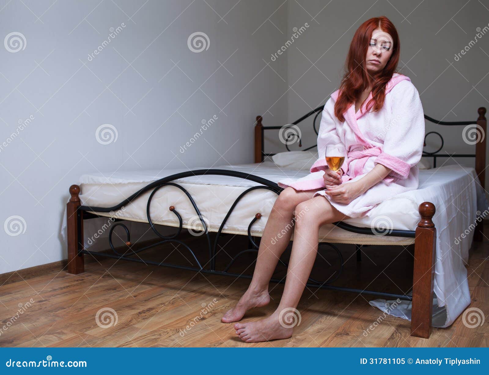 Dronken vrouw met alcohol stock afbeelding. Image of cocktail - 31781105
