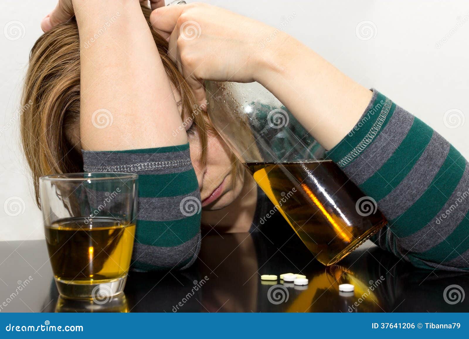 Dronken wijfje stock foto. Image of eenzaamheid, drugs - 37641206