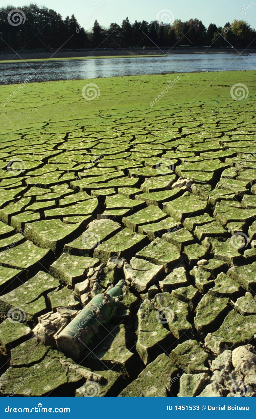 Droogte stock afbeelding. Image of fles, rivier, aarde - 1451533