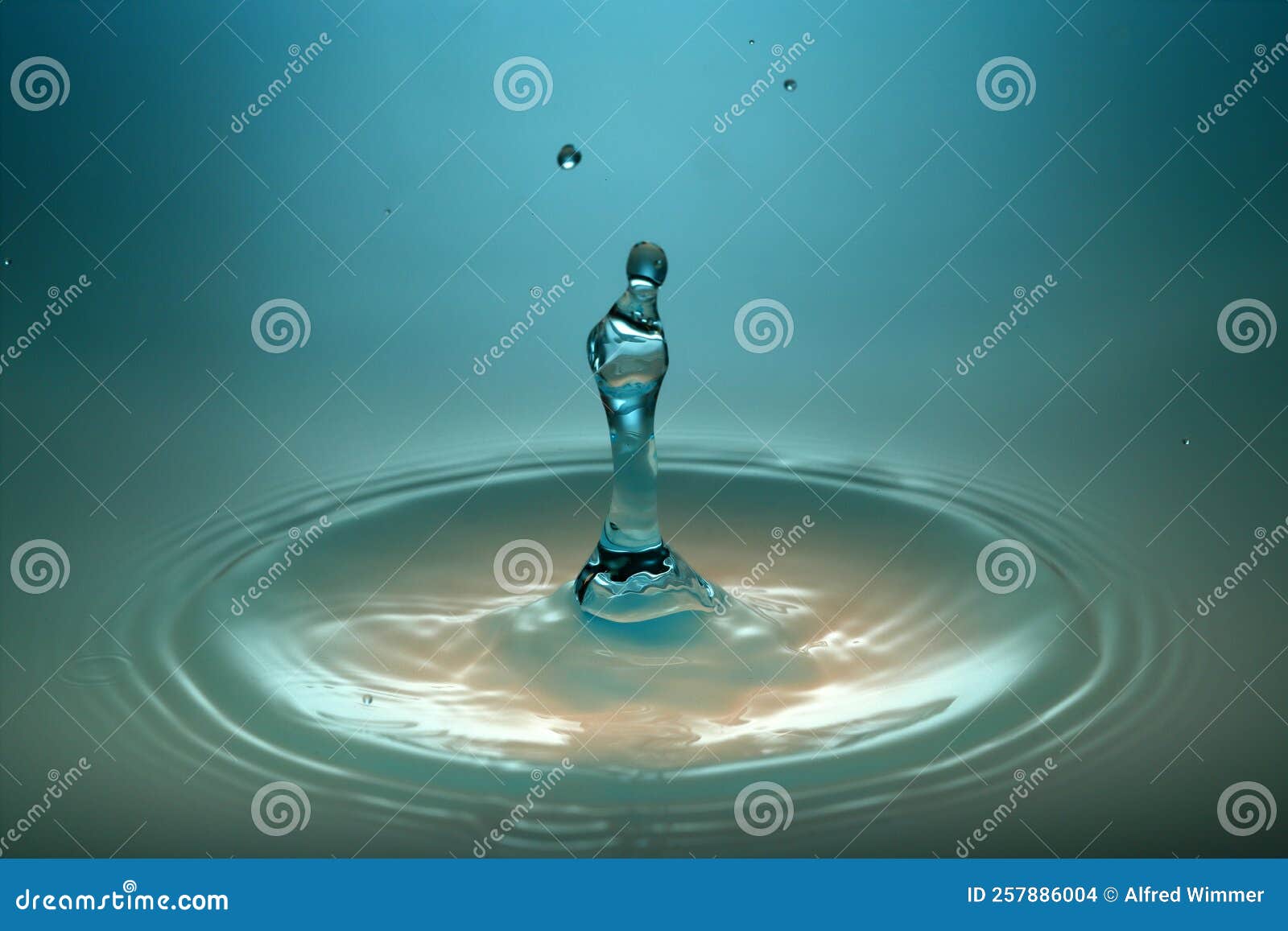 A Drop Falls into the Water and Forms a Figure Stock Photo - Image of ...