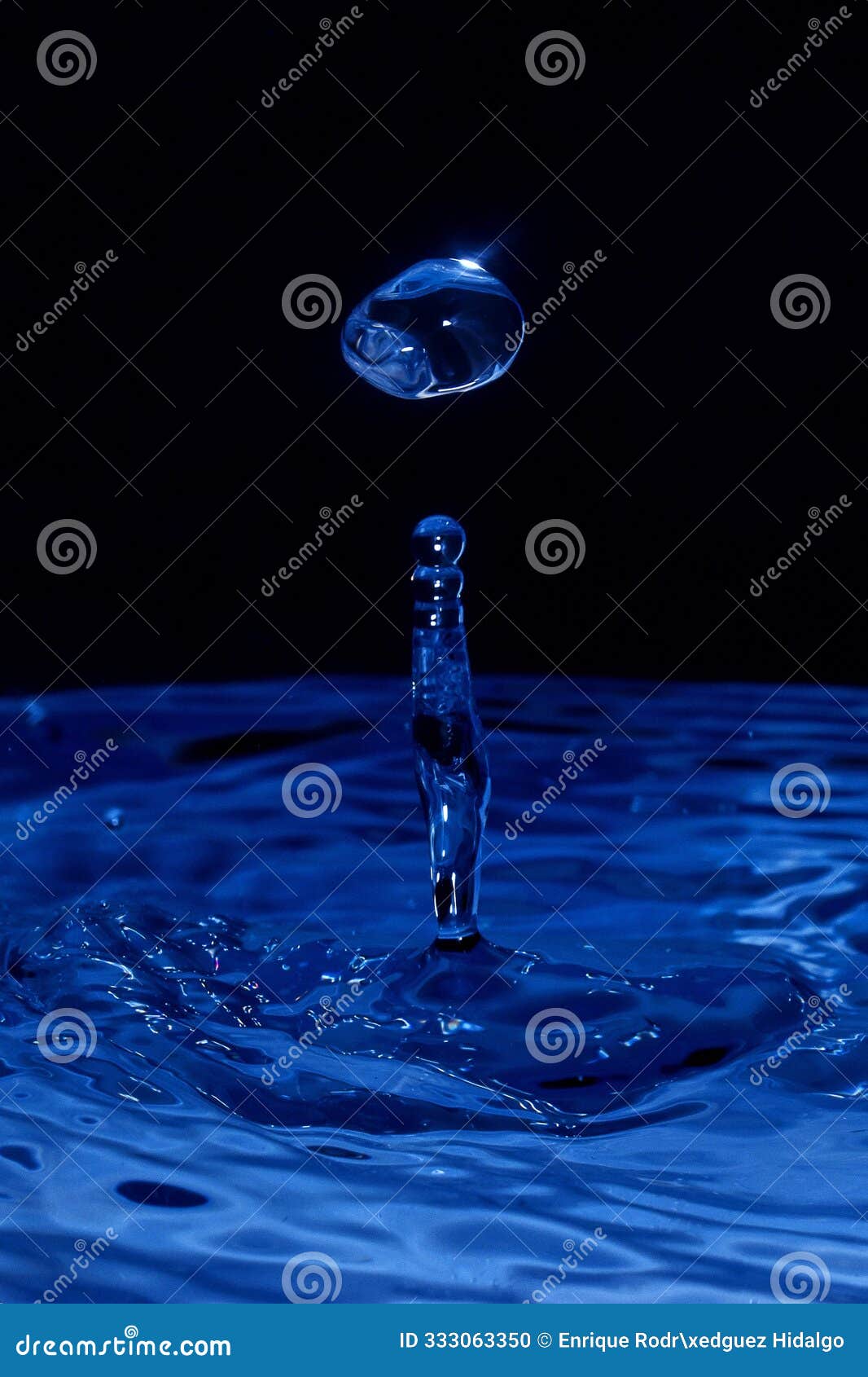 Drop of Water Splashing As it Falls into the Water, Image of a Drop of ...