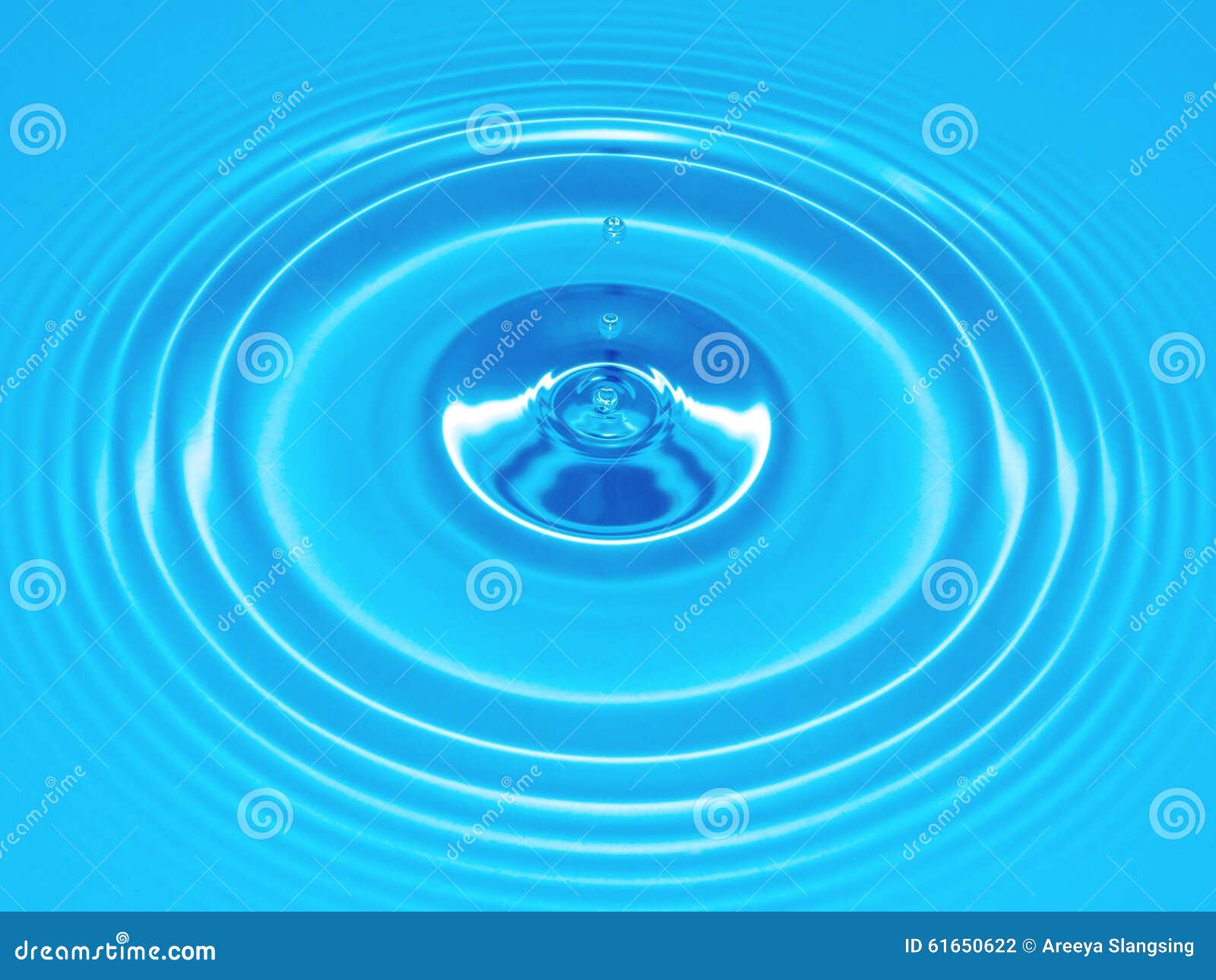 Droplet Drops on the Water Surface Creating Wave Stock Photo - Image of ...