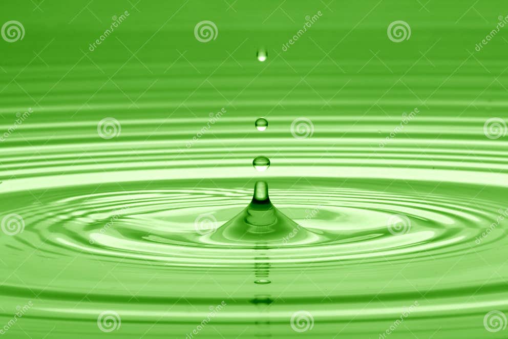 Droppe av vatten i green arkivfoto. Bild av horisontal - 40854594