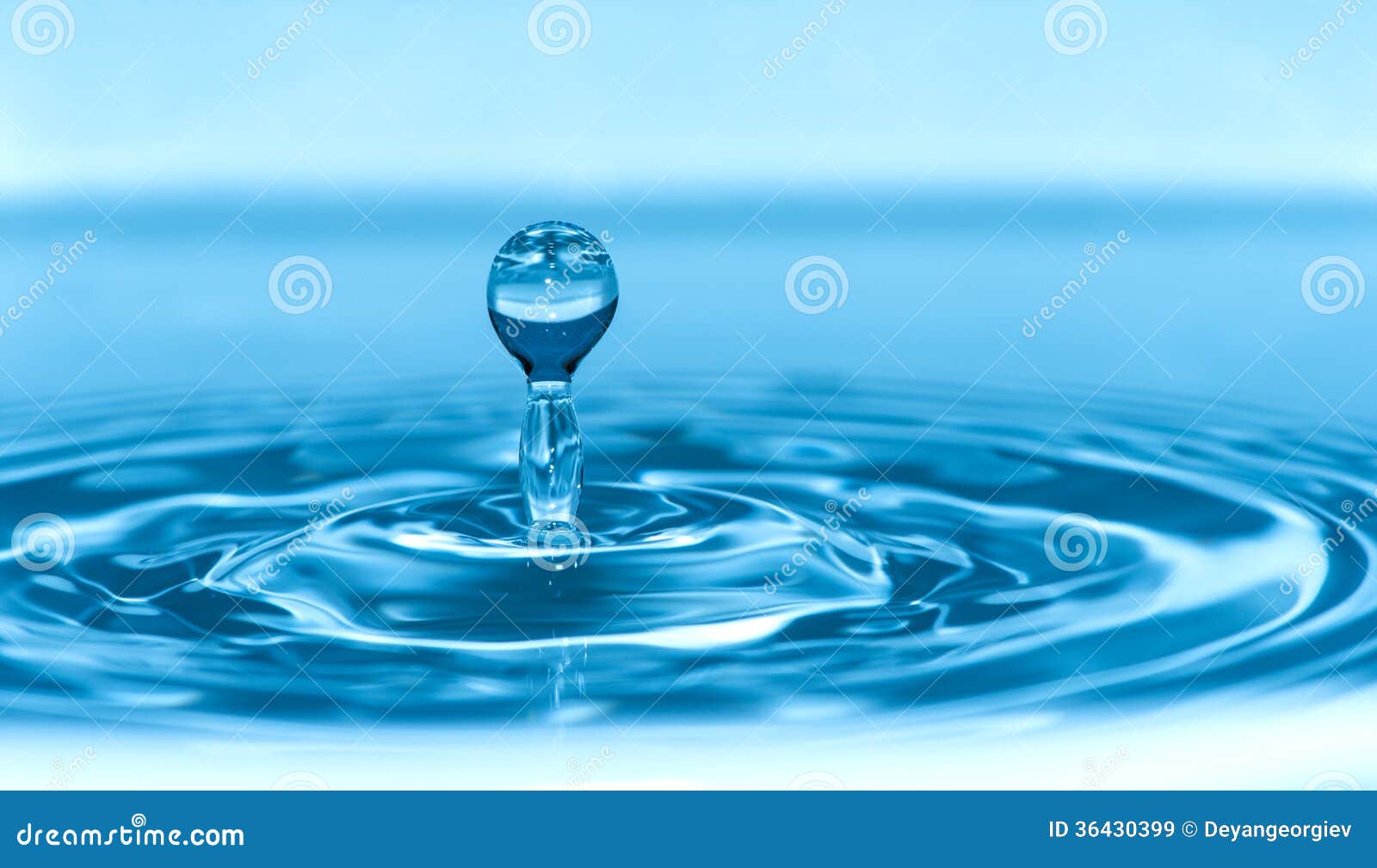 Droppe i vatten fotografering för bildbyråer. Bild av regn - 36430399