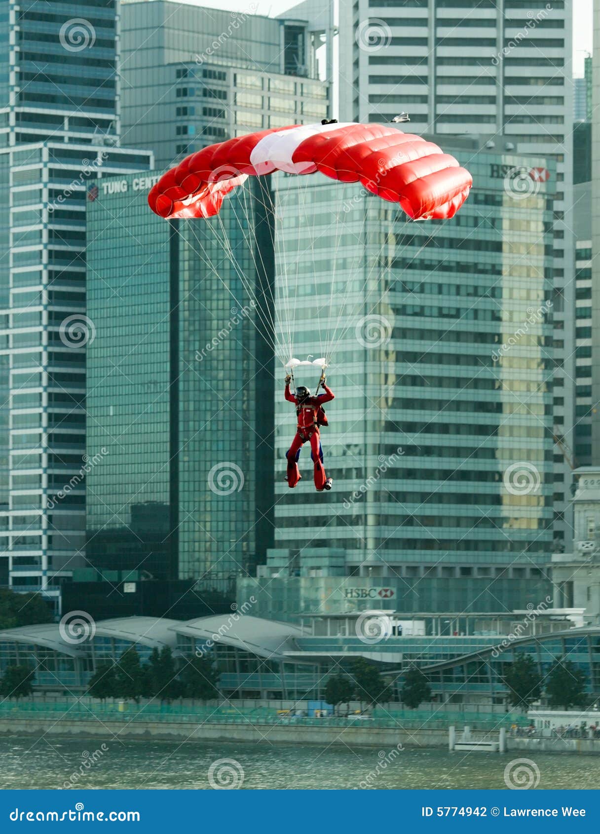 Dropping into the City editorial photography. Image of singapore - 5774942