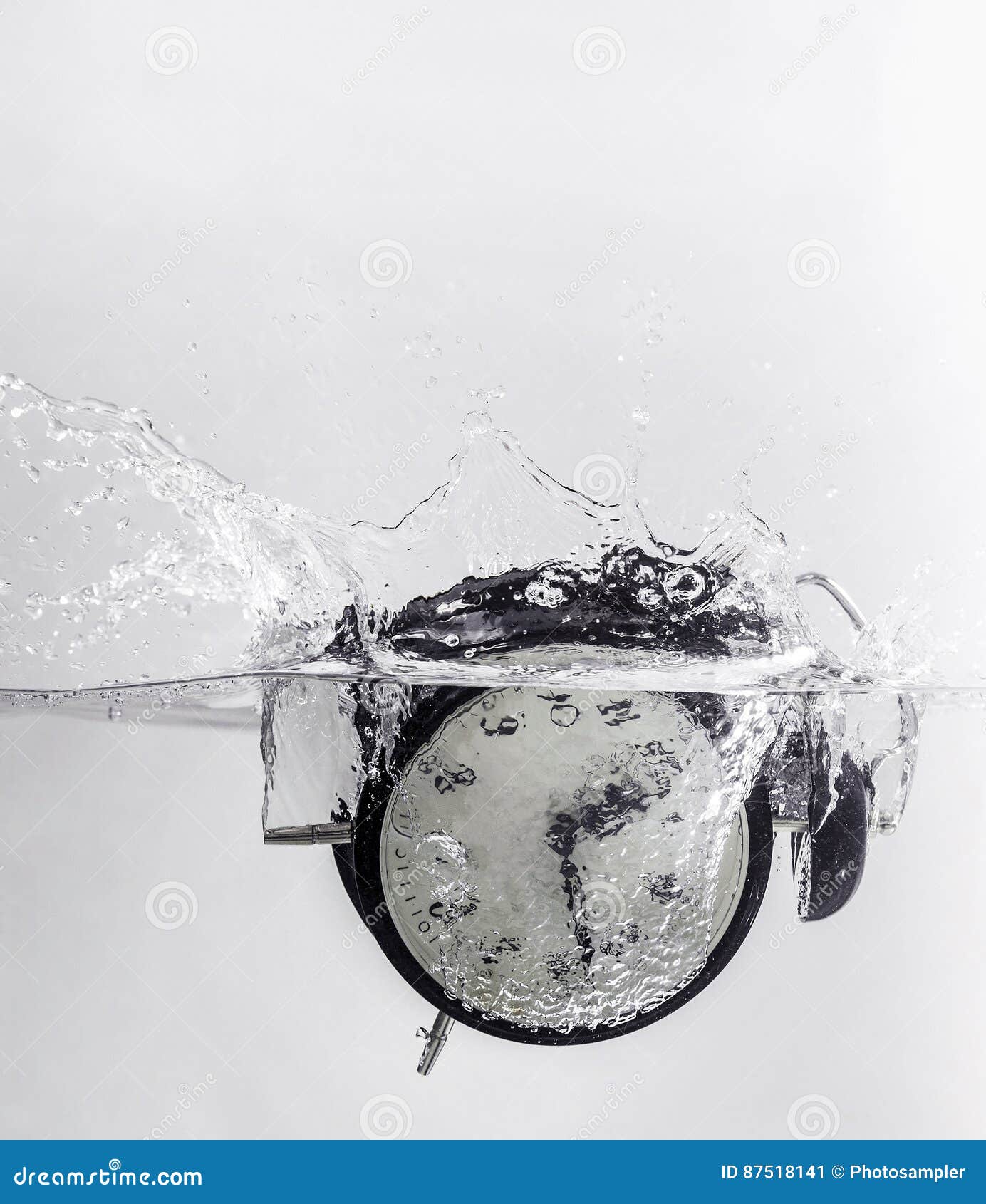 Drowning Clock in the Water Stock Image - Image of drop, motion: 87518141