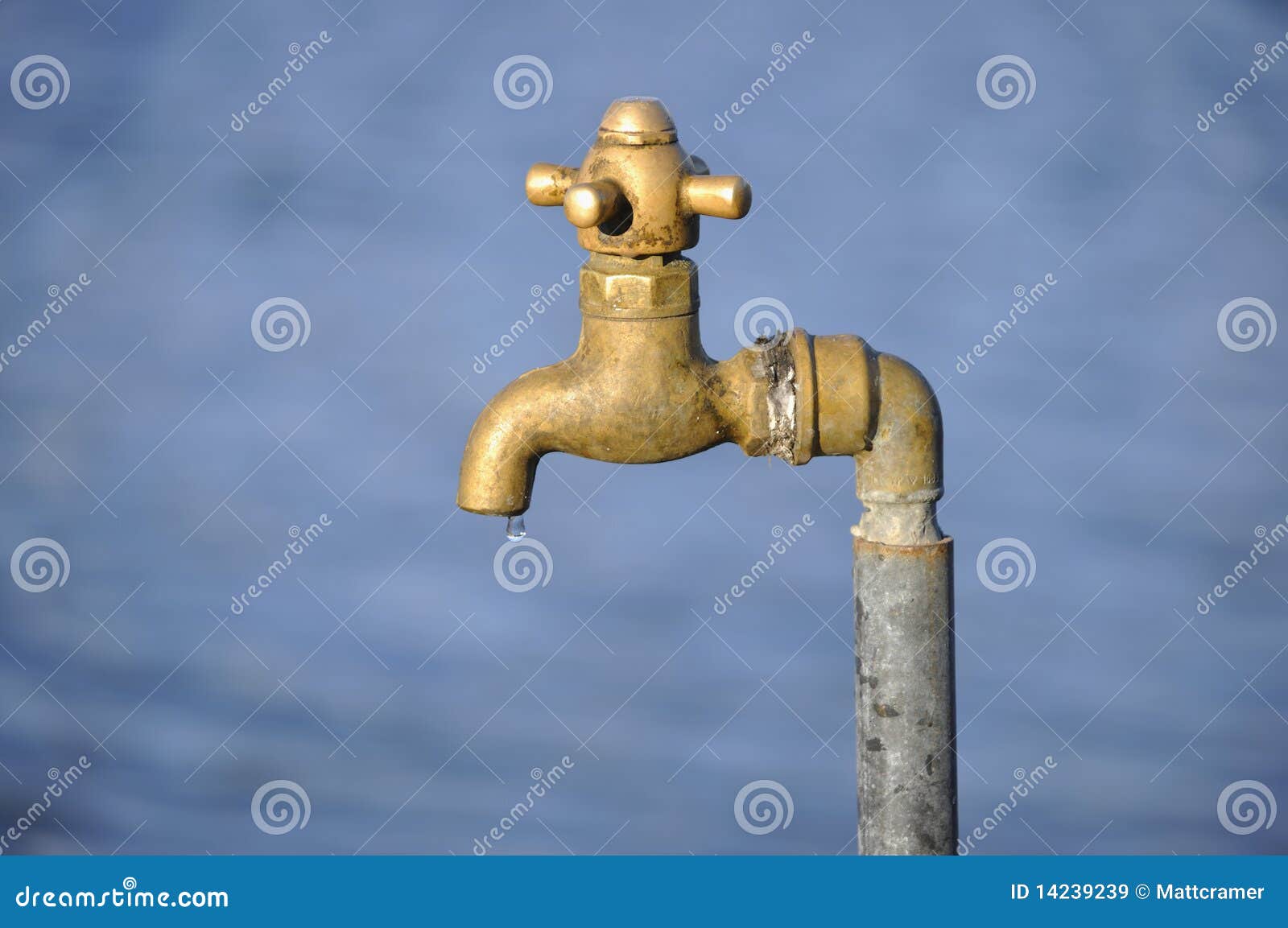 Druipende messingskraan stock afbeelding. Image of water - 14239239