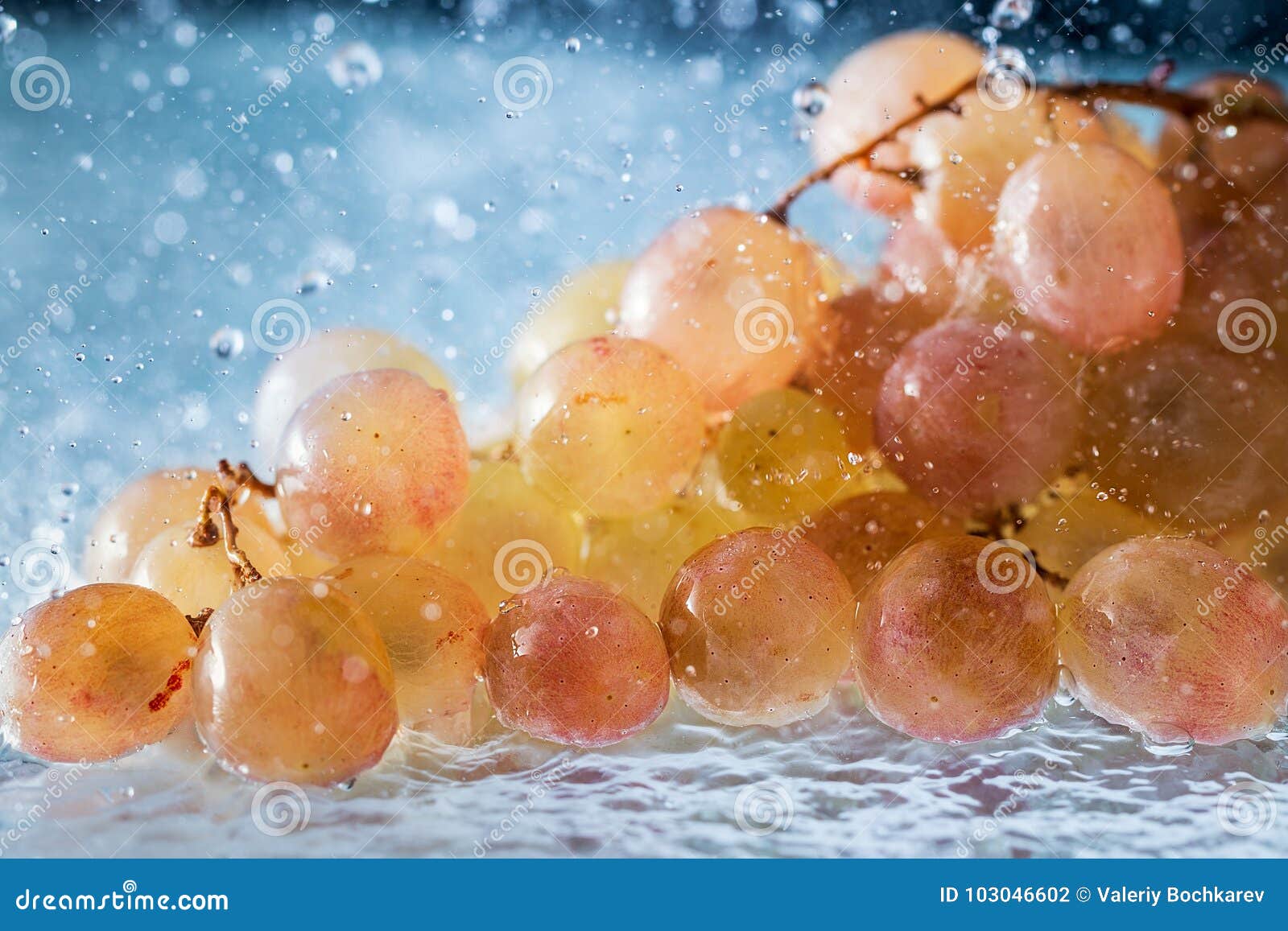 Druiven in Dalingen En Plonsen Van Dalend Water Stock Foto - Image of ...