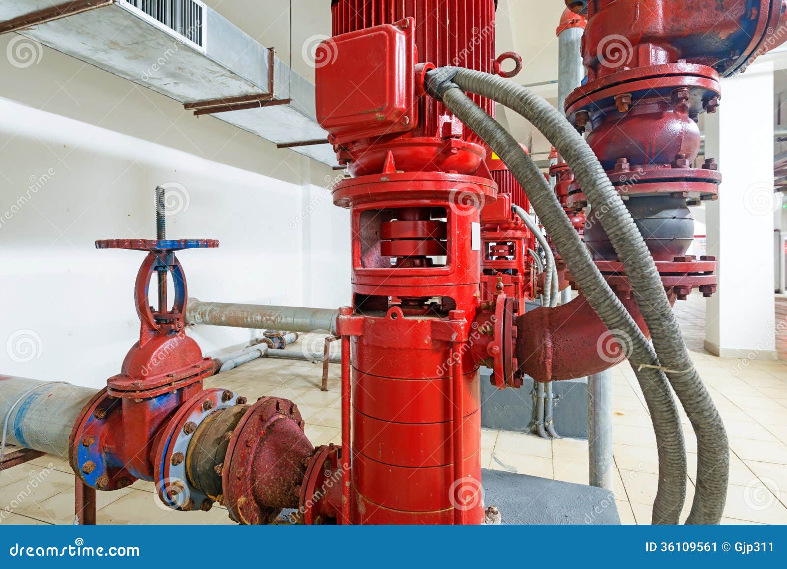 Drukpomp voor lopend water stock afbeelding. Image of gebouw - 36109561