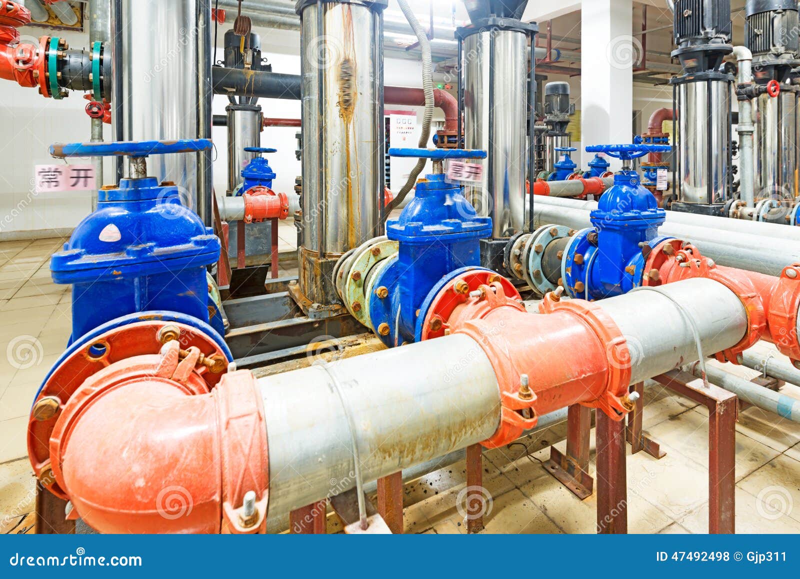 Drukpomp voor lopend water stock foto. Image of metaal - 47492498