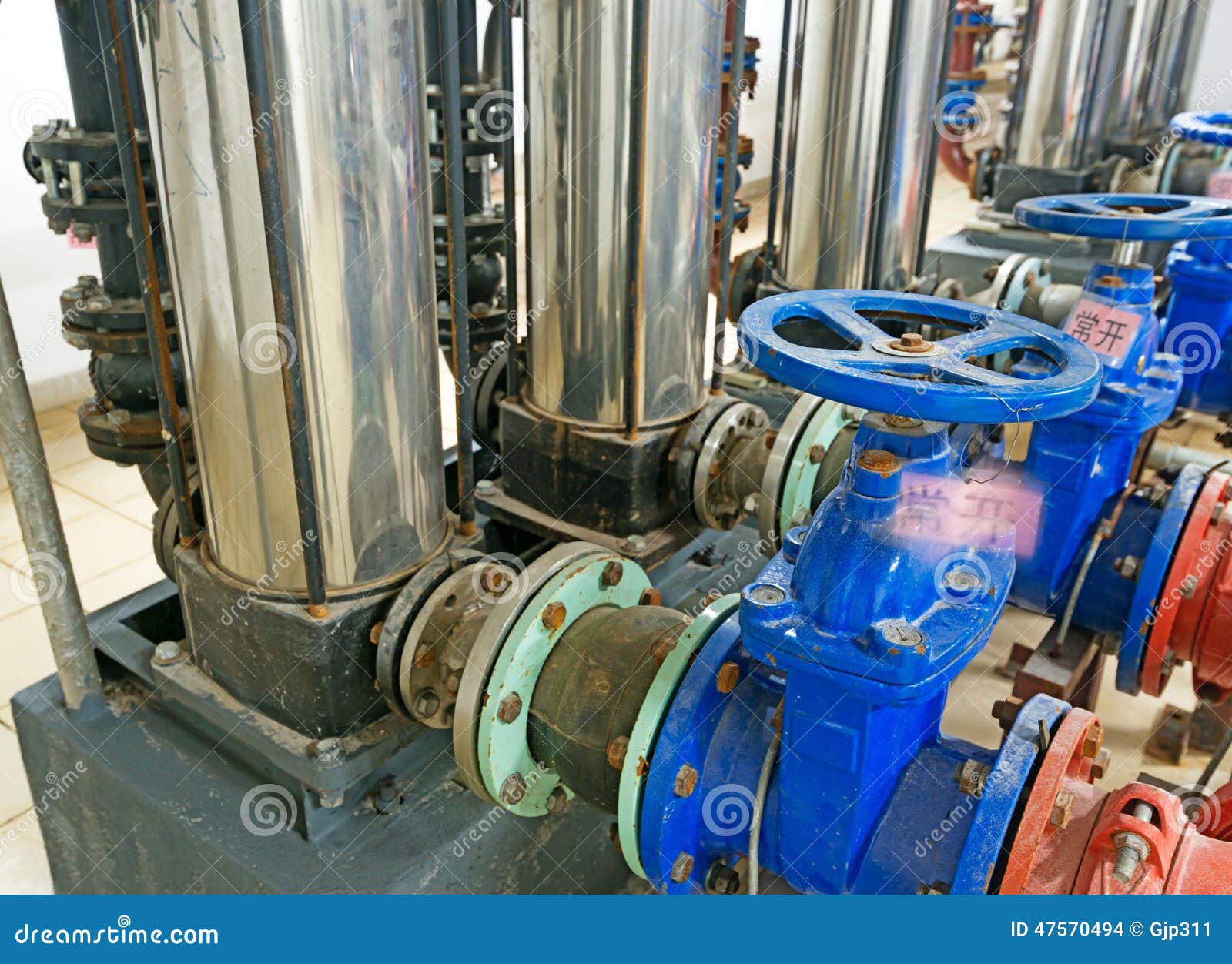 Drukpomp voor lopend water stock foto. Image of slang - 47570494