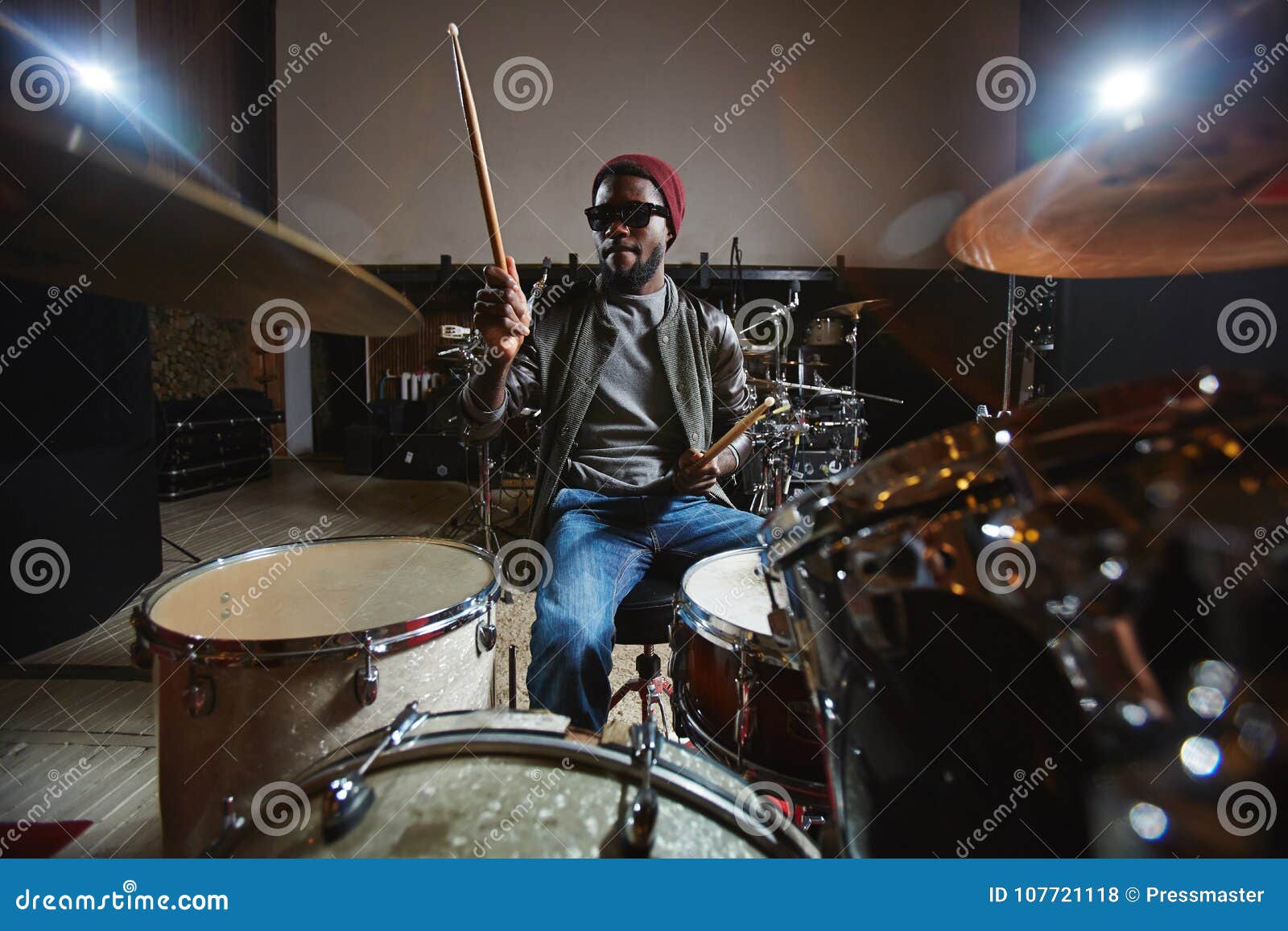 Drummer stock foto. Image of studio, rots, ritme, klankbekken - 107721118