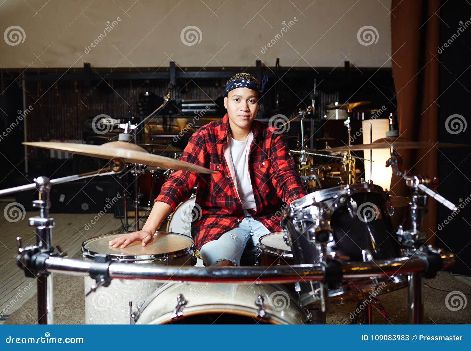 Drummer imagem de stock. Imagem de equipamento, adulto - 109083983