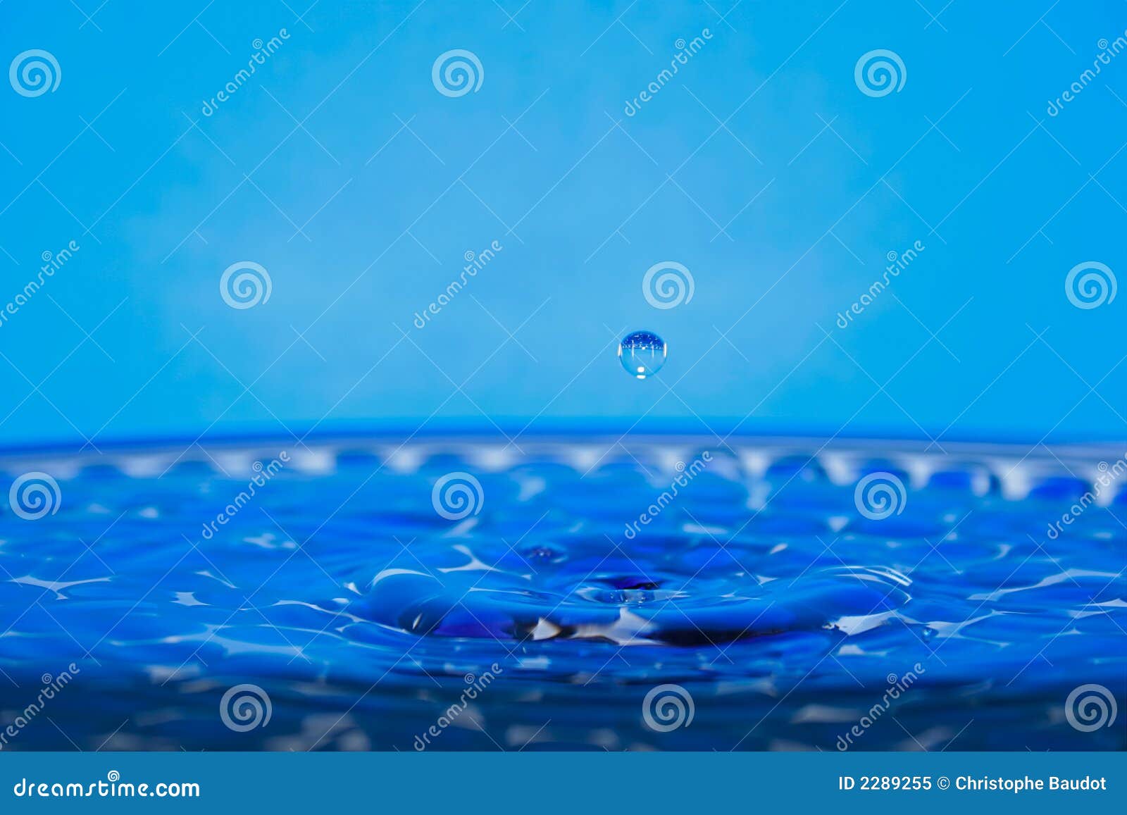 Druppel van water stock afbeelding. Image of zuiver, nave - 2289255