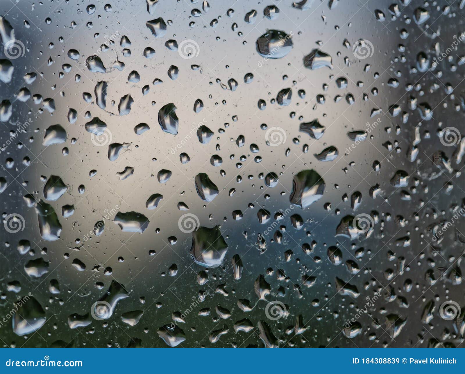 Druppels Regenwater Op Een Ruit Stock Afbeelding - Image of oppervlakte ...