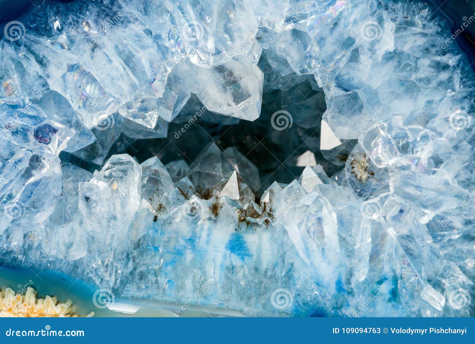 Druse Mit Kristallen Der Hellblauen Farbe Stockbild - Bild von felsen ...