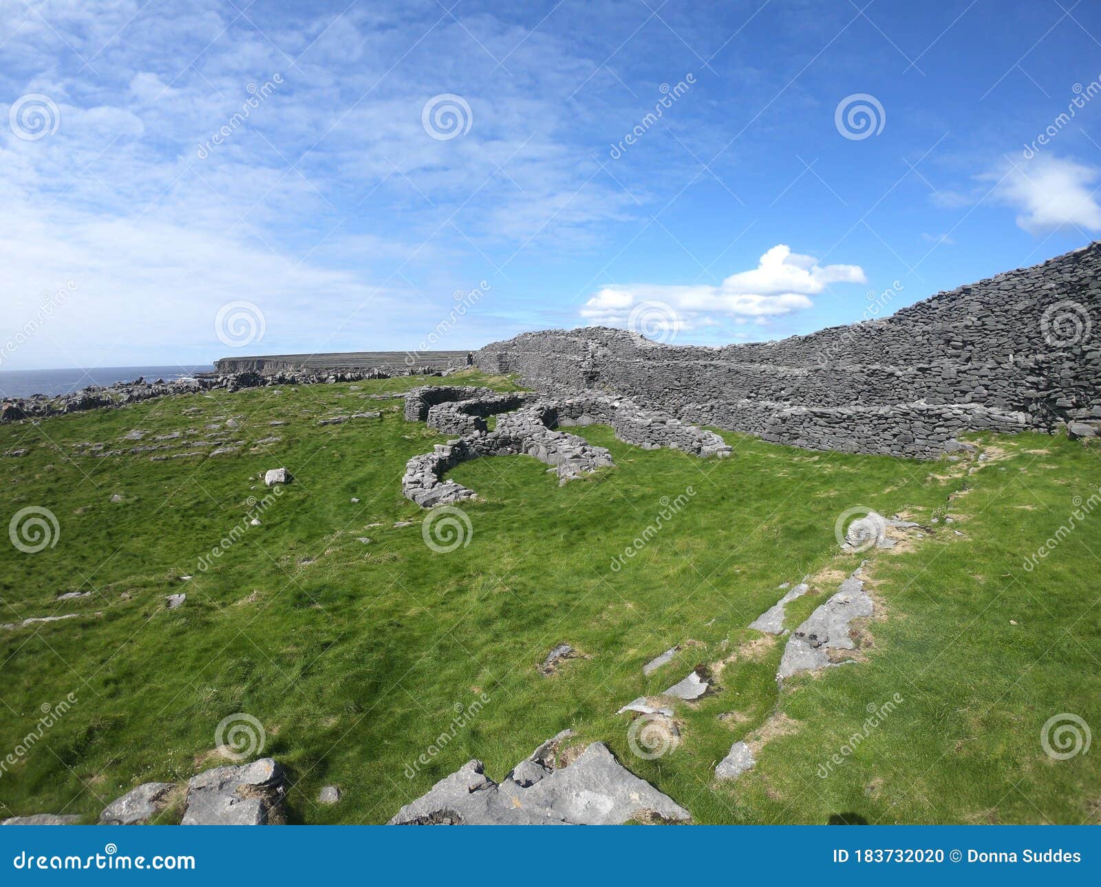 The Dry Stone Walls of the Aran Islands Stock Photo - Image of meadow ...