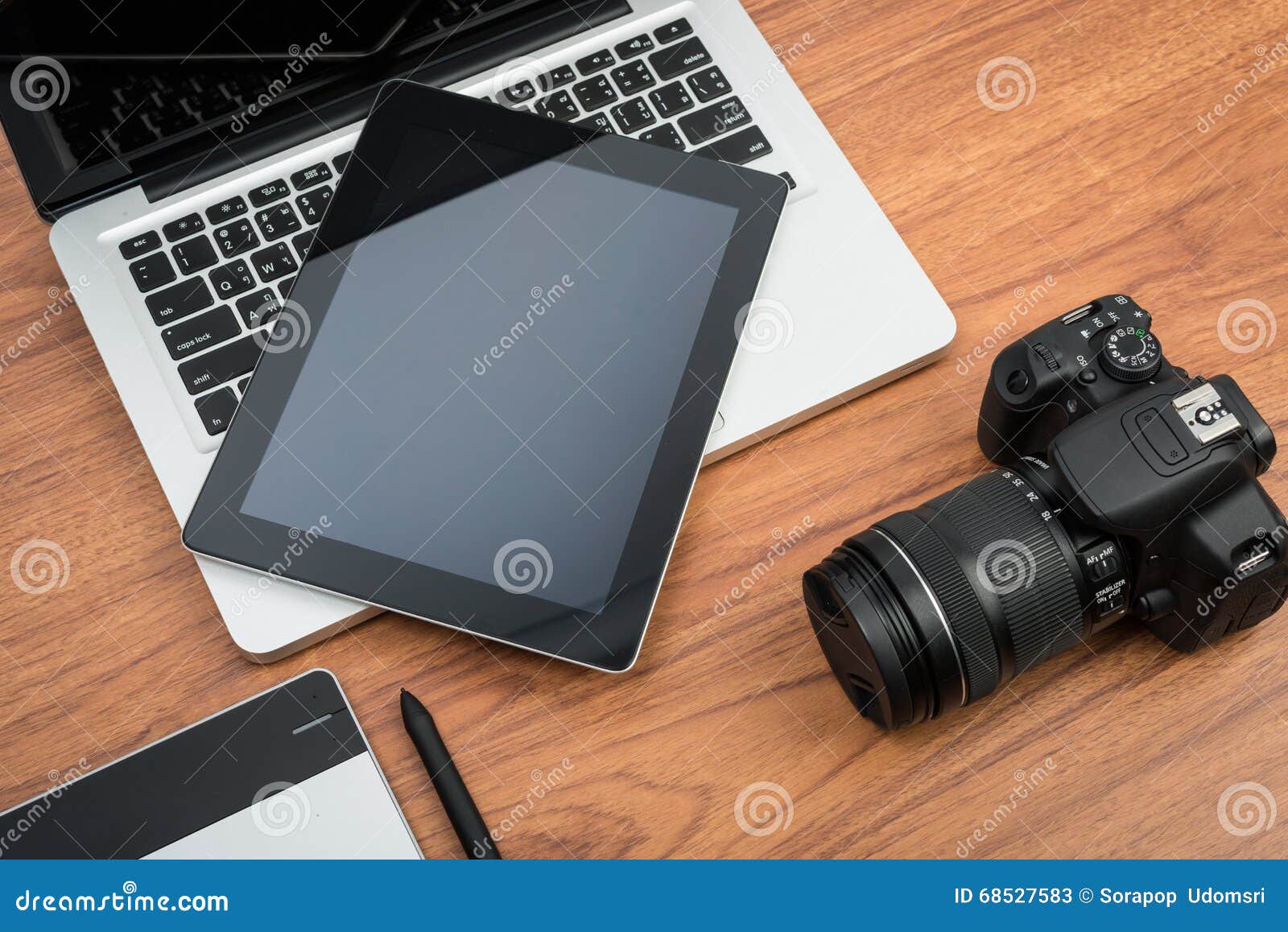 DSLR-Digitalkamera Mit Tabletten- Und Notizbuchlaptop Stockbild - Bild ...