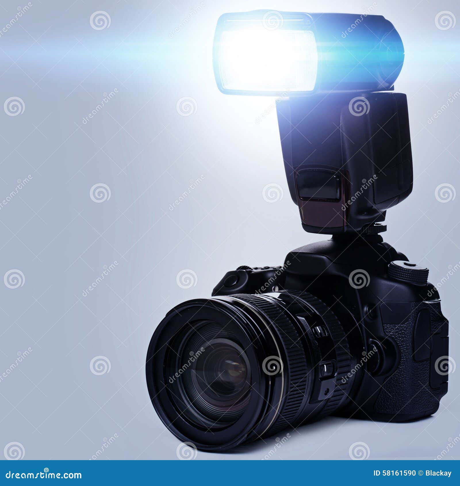 DSLR-Kamera mit Blitz stockfoto. Bild von ausrüstung - 58161590
