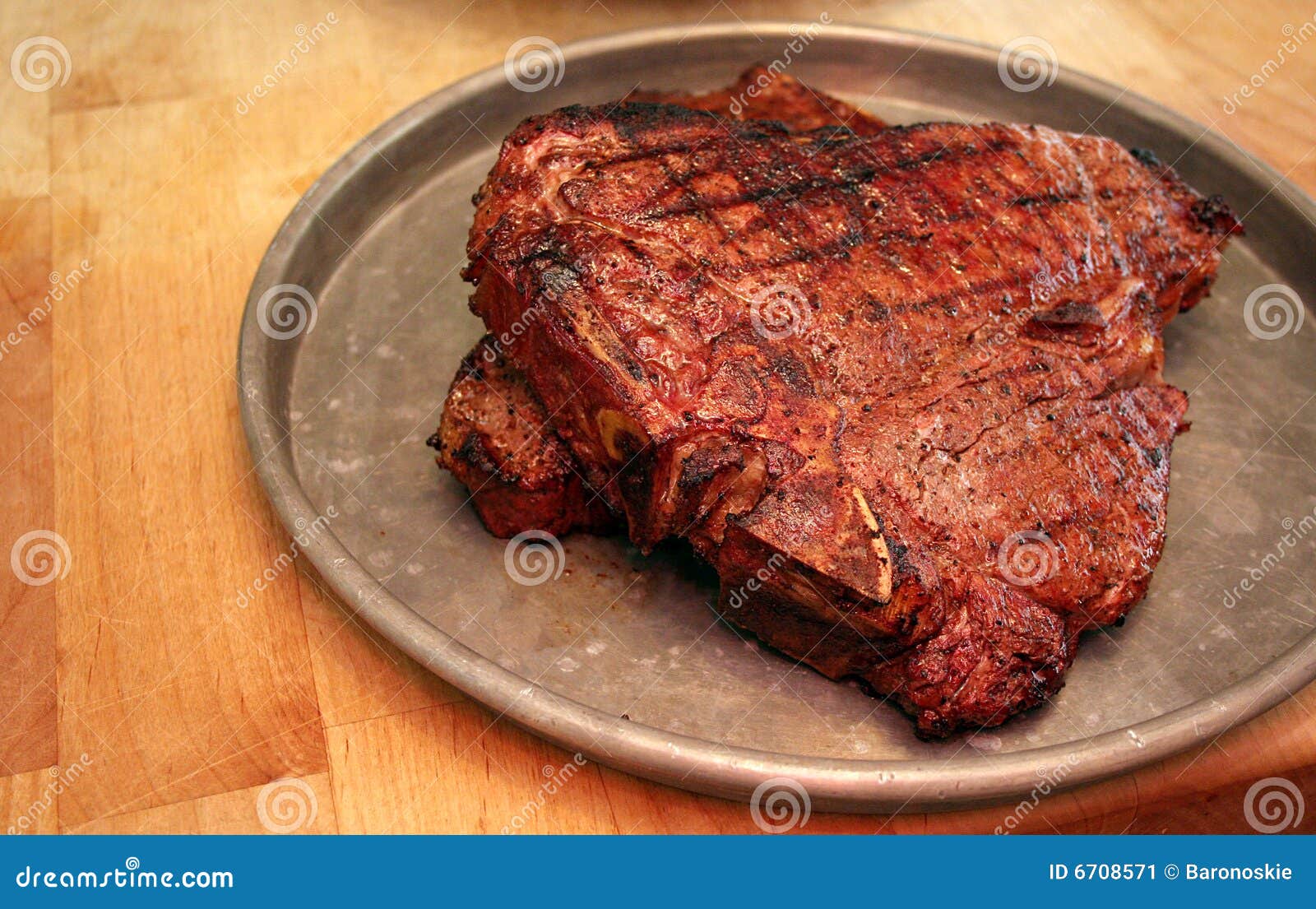 Duży stek obraz stock. Obraz złożonej z sałata, czerwień - 6708571