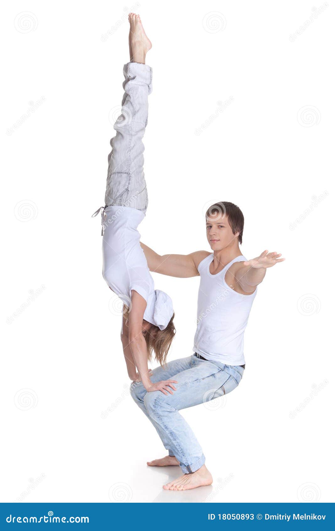 Duas acrobatas novas. imagem de stock. Imagem de acrobata - 18050893