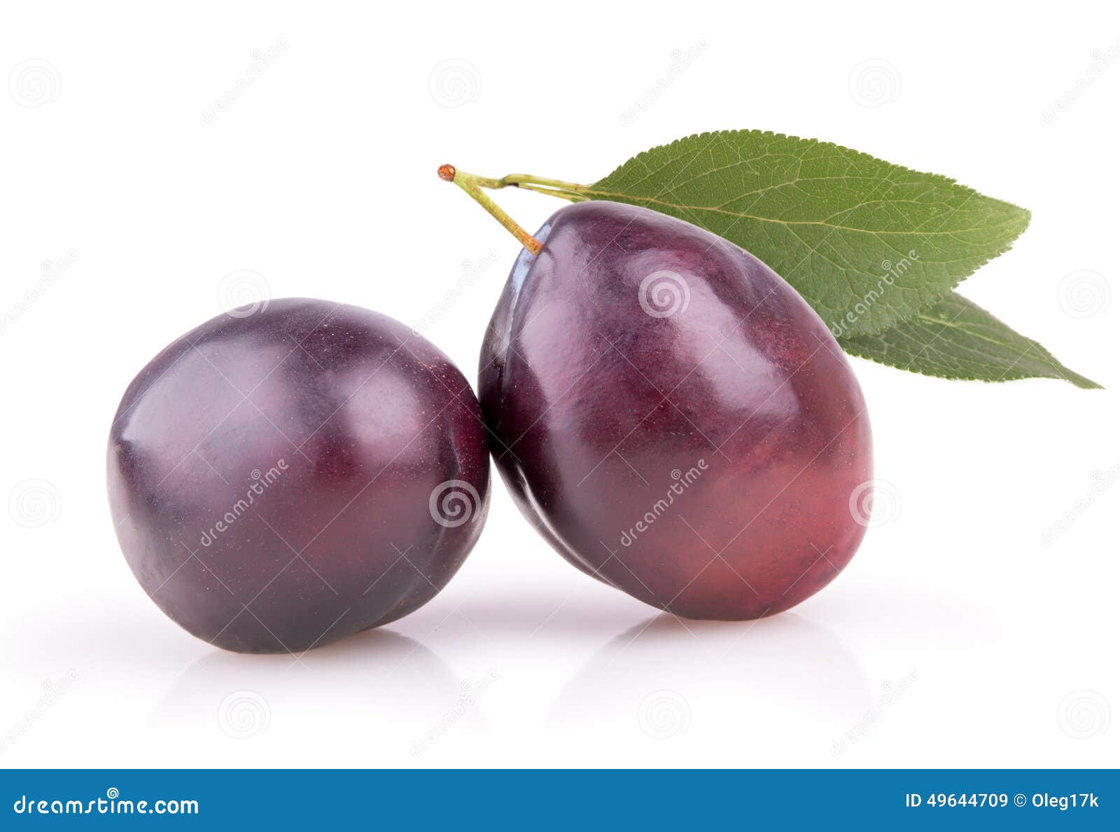 Duas Ameixas Maduras Com Folhas Imagem de Stock - Imagem de frescor ...