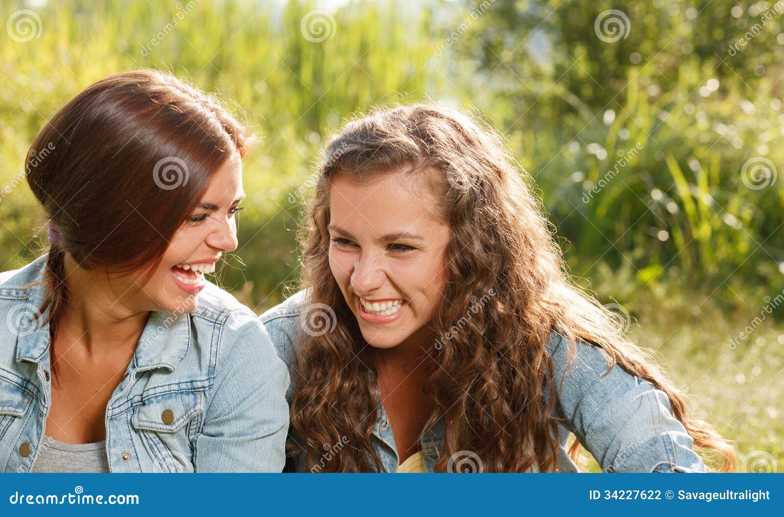 Duas amigas foto de stock. Imagem de lifestyle, amizade - 34227622