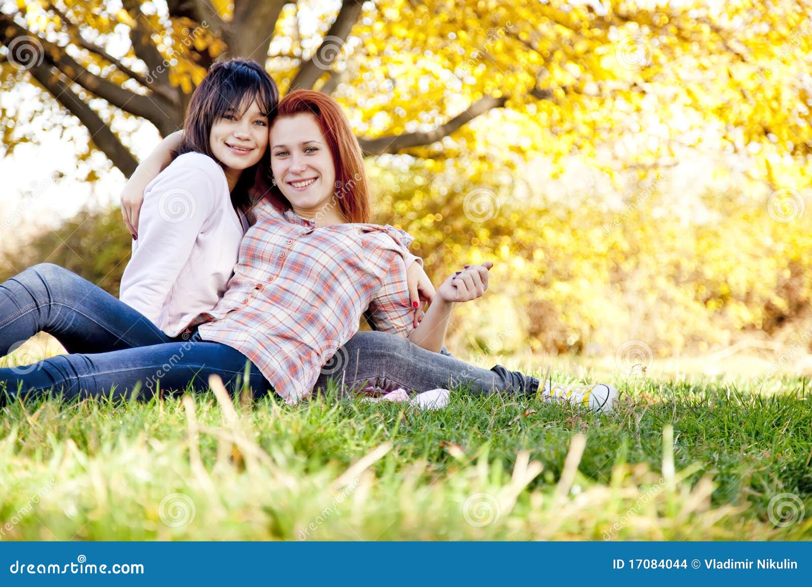 Duas Amigas Bonitas No Parque Do Outono Foto de Stock - Imagem de grama ...