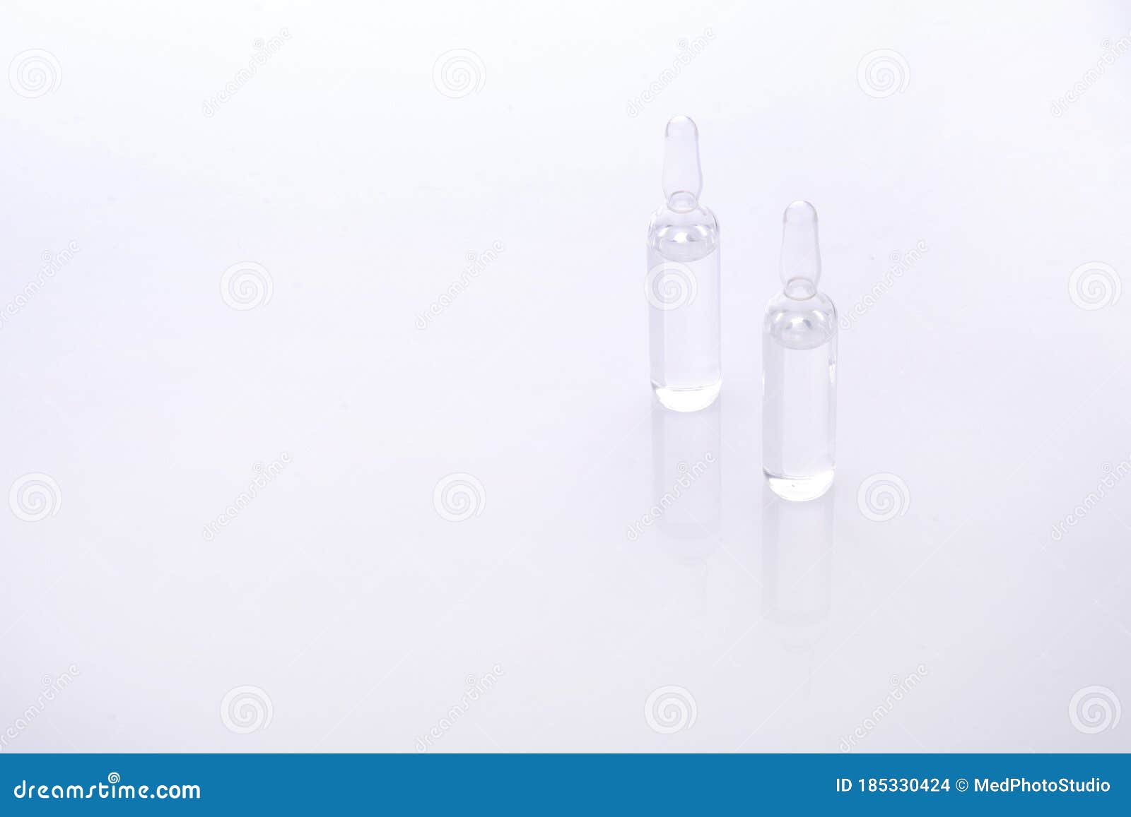 Duas Ampolas Com Medicamento Foto de Stock - Imagem de cuidado, branco ...