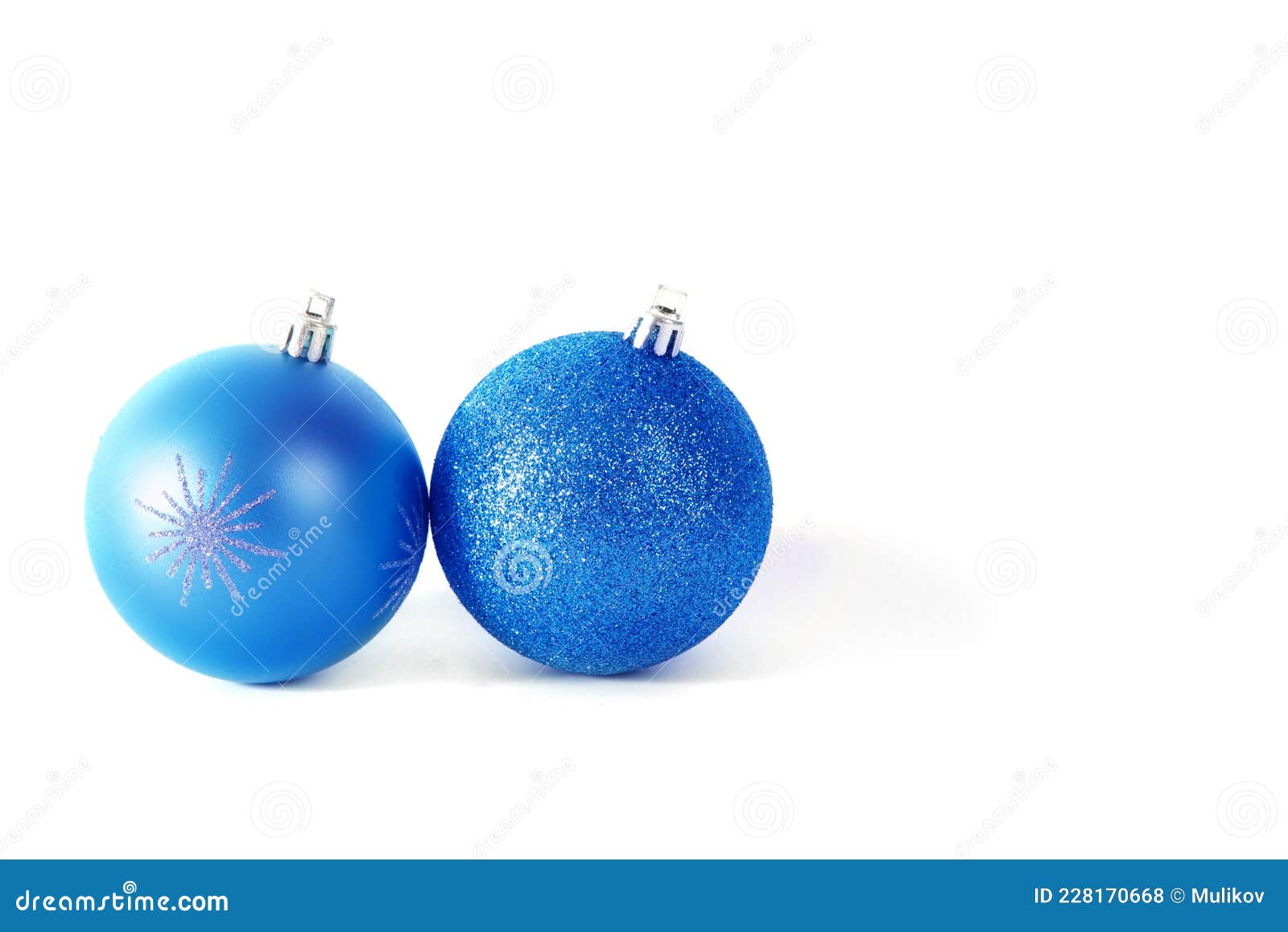 Duas Bolas Azuis De Natal Isoladas Em Branco Foto de Stock - Imagem de ...