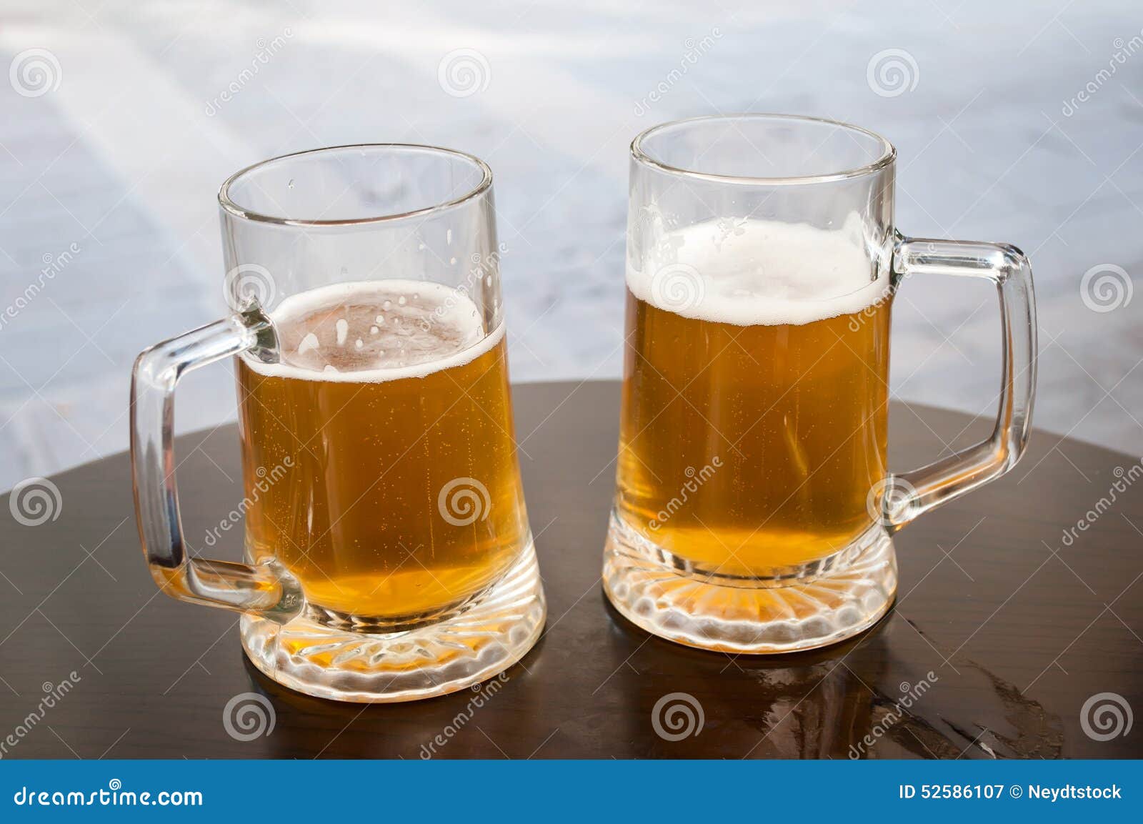 Duas canecas de cerveja imagem de stock. Imagem de amarelo - 52586107