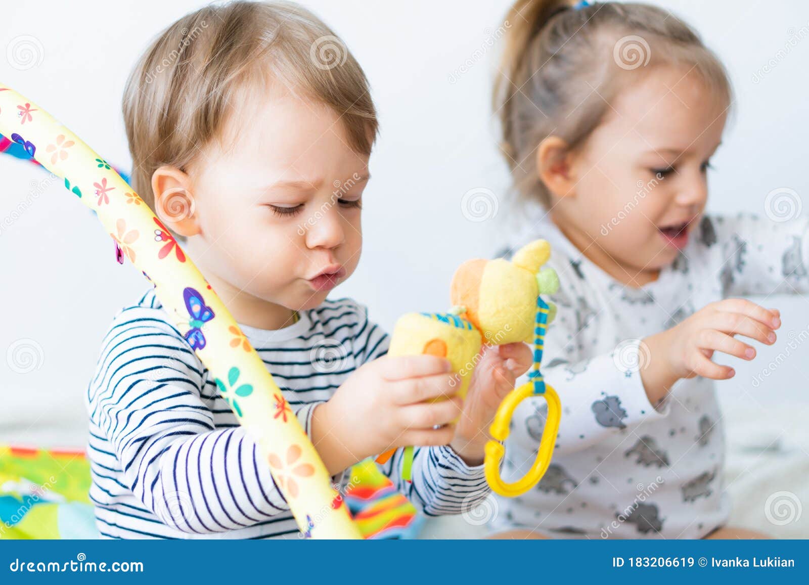 Duas Crianças Pequenas Brincam Com Brinquedos Juntos Sentados Na Cama