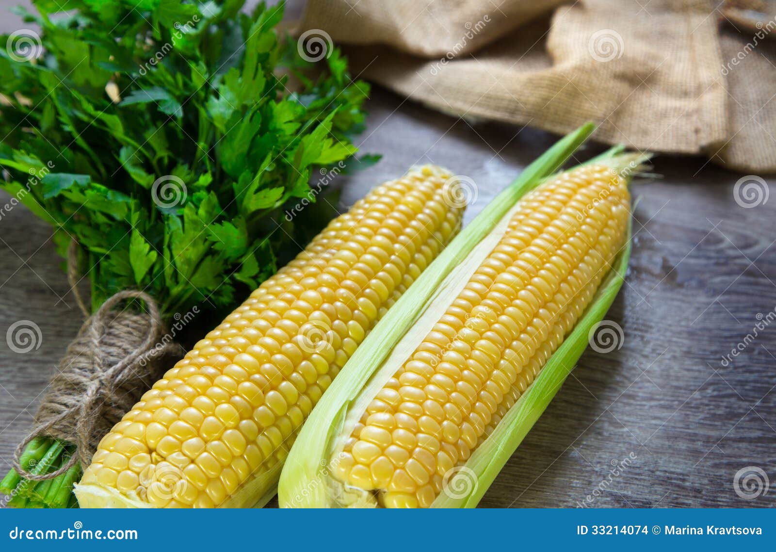 Duas Espigas De Milho Na Madeira Foto de Stock - Imagem de faca, dieta ...