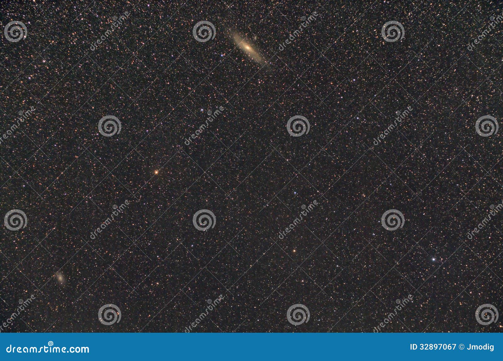 Duas galáxias no Andromeda imagem de stock. Imagem de escuro - 32897067