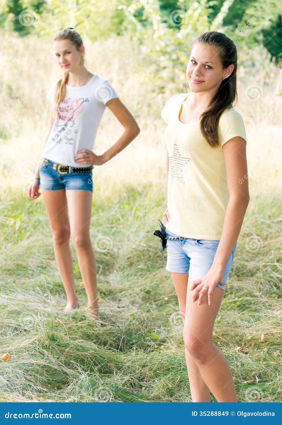 Duas Meninas Adolescentes Na Natureza Imagem De Stock Imagem De