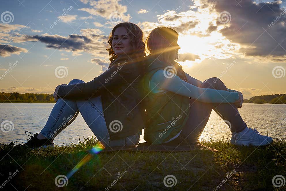 Duas Meninas Amigas Irmãs Primos Socializando E Se Divertindo Na Praia Ou Praia De Um Lago Ou