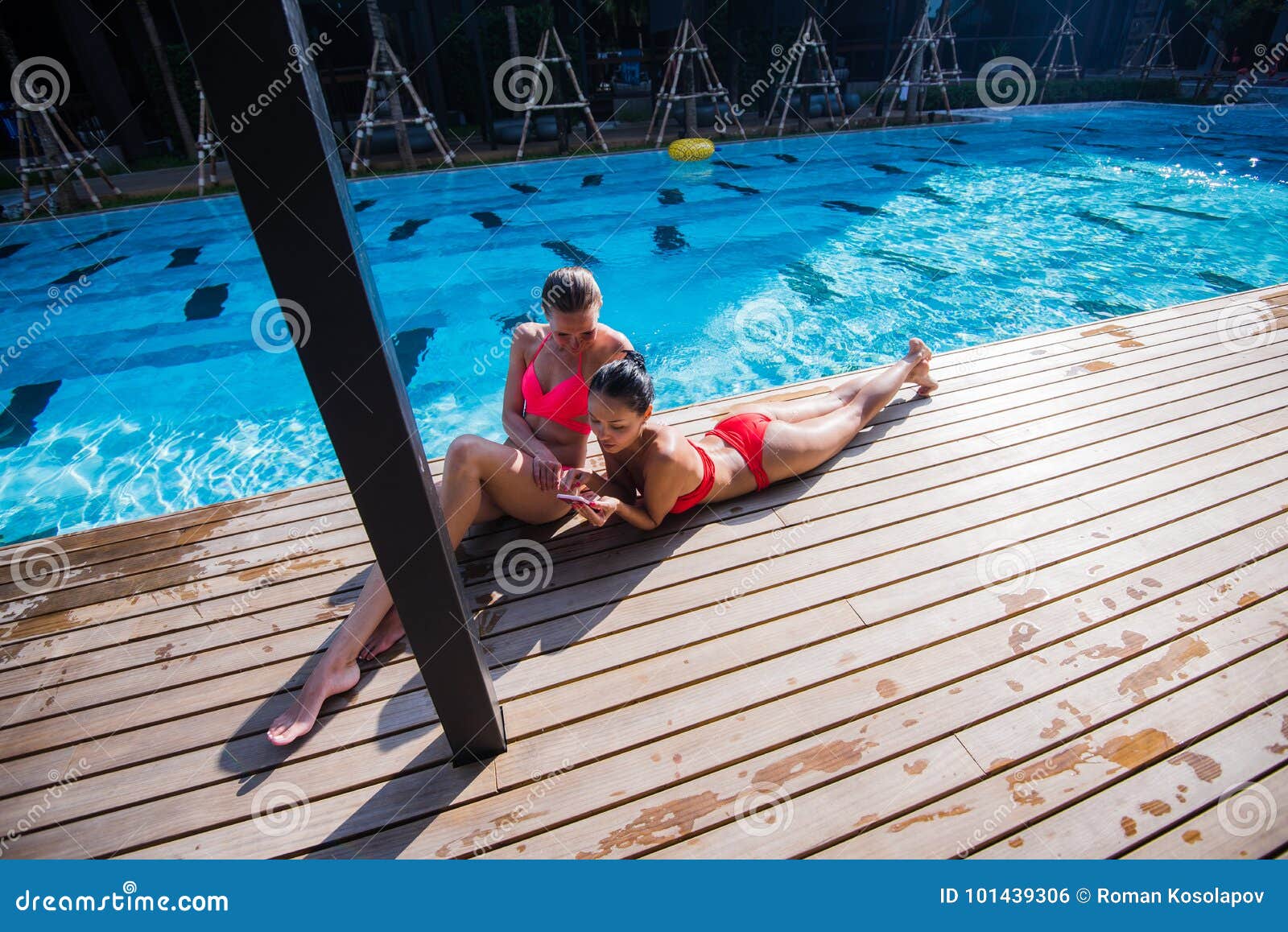 Duas Meninas Bonitas Que Tomam Um Selfie Ao Lado Da Piscina Foto De