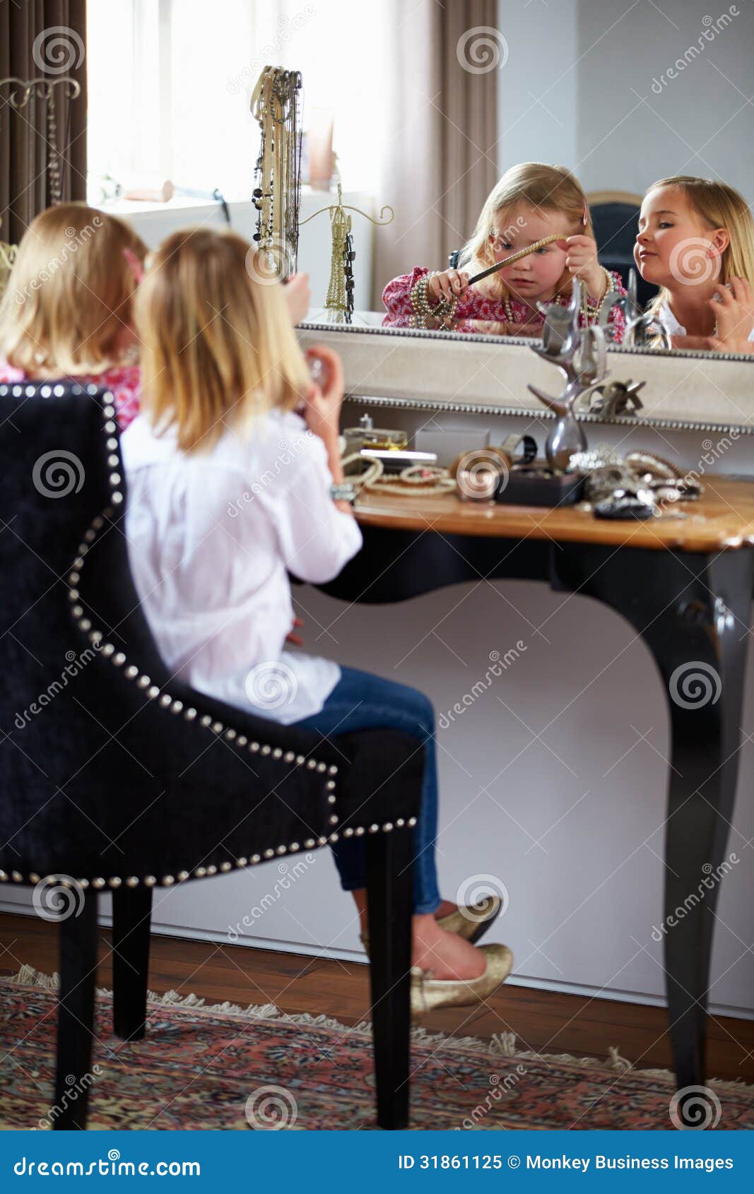 Duas Meninas Que Jogam Com Joia E Compo Imagem De Stock Imagem De