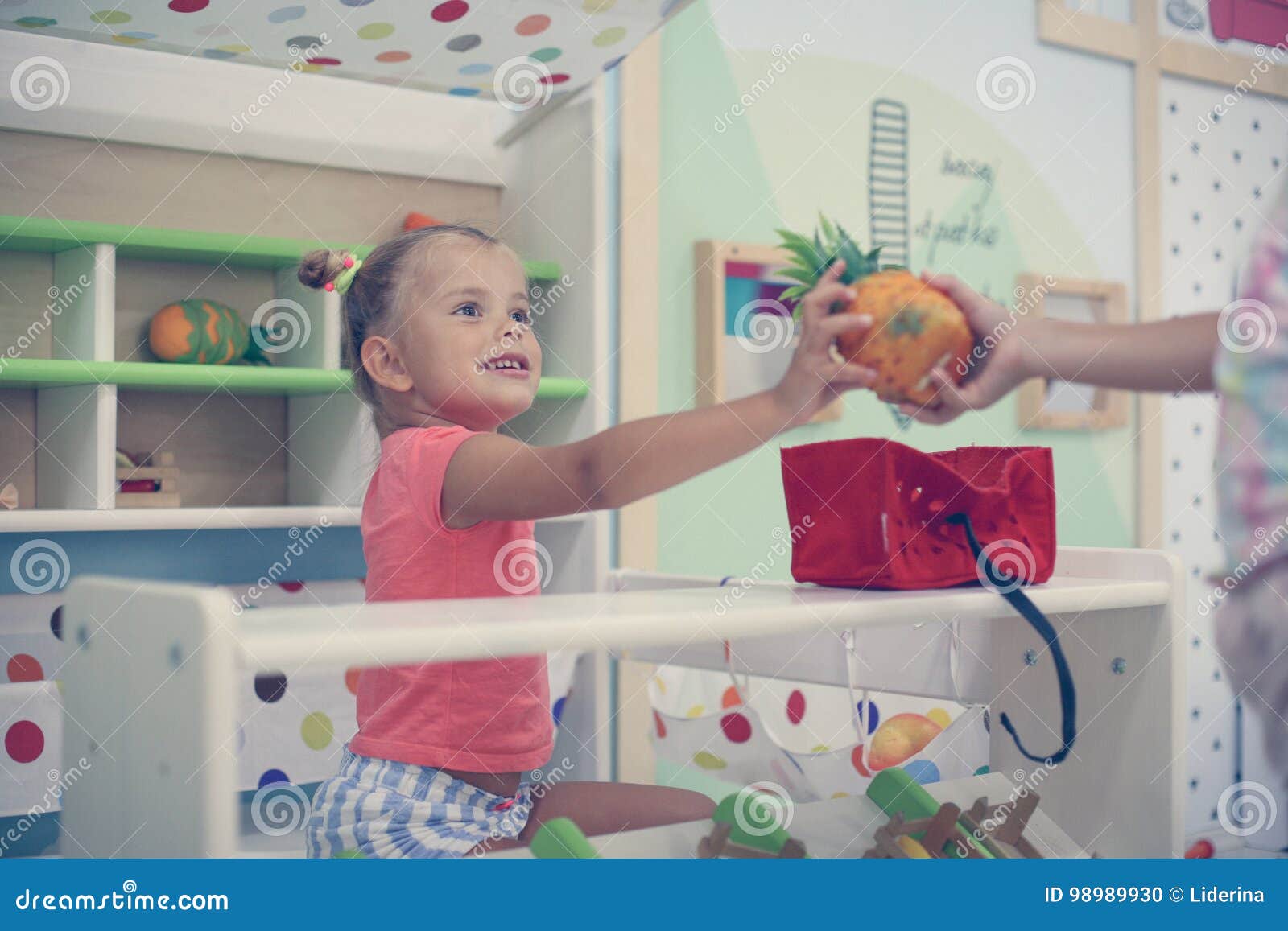 Duas Meninas Que Jogam Junto No Campo De Jogos Foto De Stock Imagem