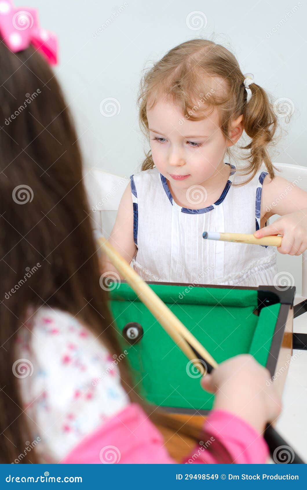 Duas Meninas Que Jogam O Bilhar Imagem De Stock Imagem De Contato