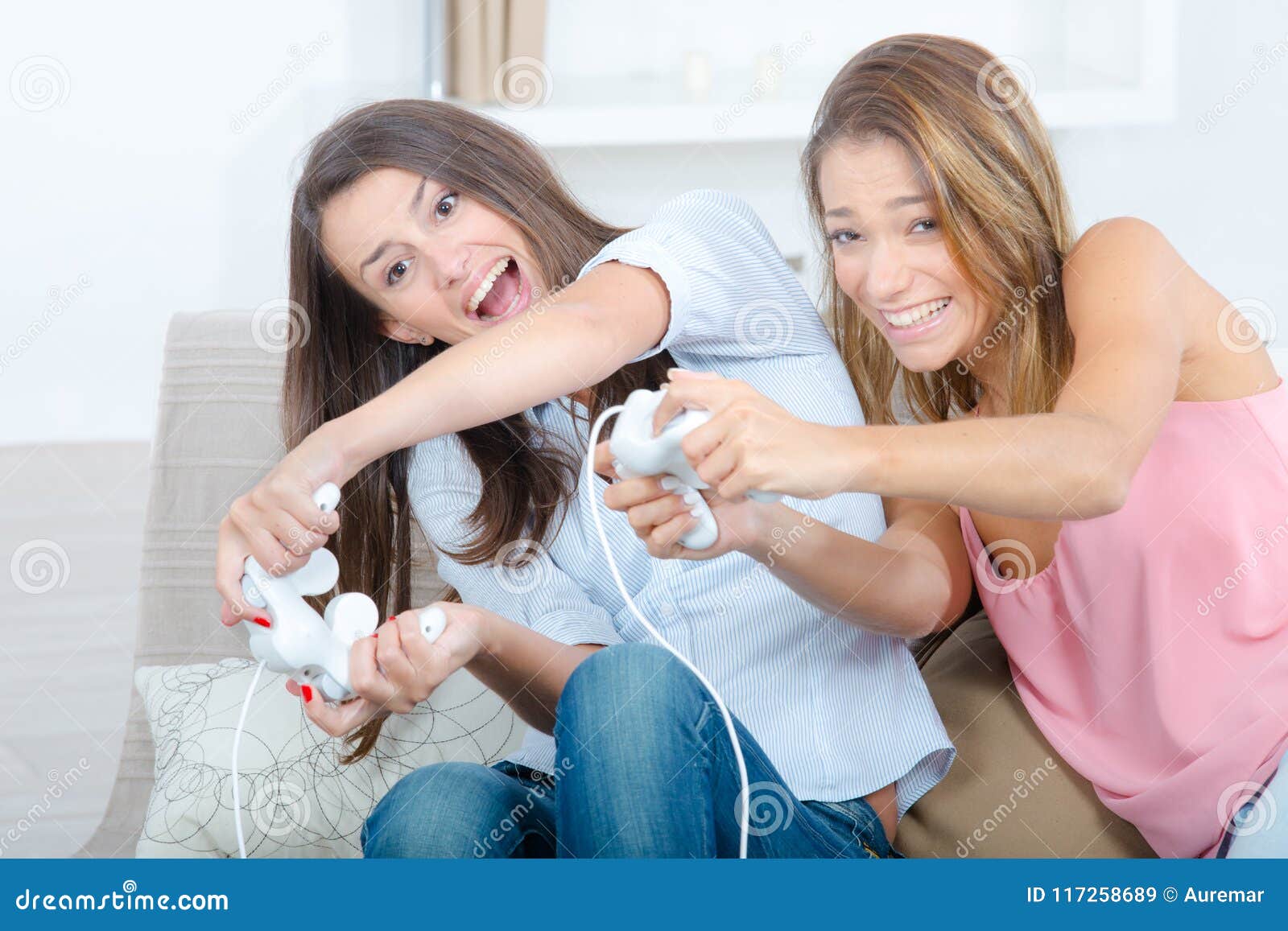 Duas Meninas Que Jogam O Jogo De Computador Imagem De Stock Imagem De