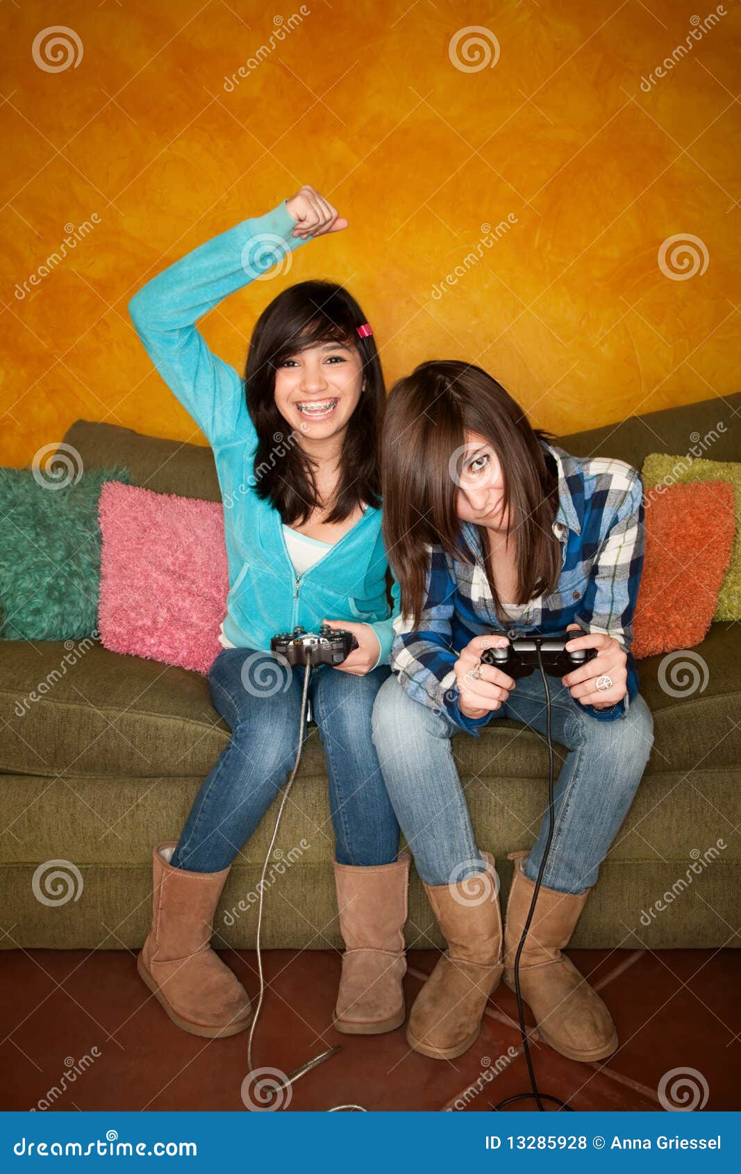 Duas Meninas Que Jogam O Jogo Video Foto De Stock Imagem De Feliz