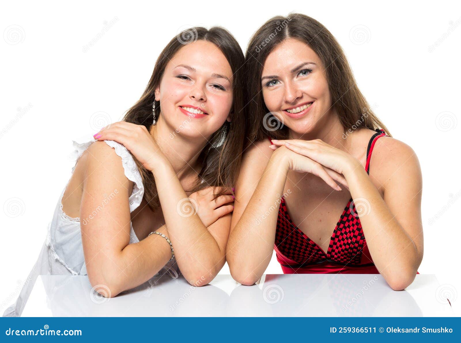 Duas Mulheres Amigas Rindo Com Dentes Brancos Perfeitos Com Fundo Verde