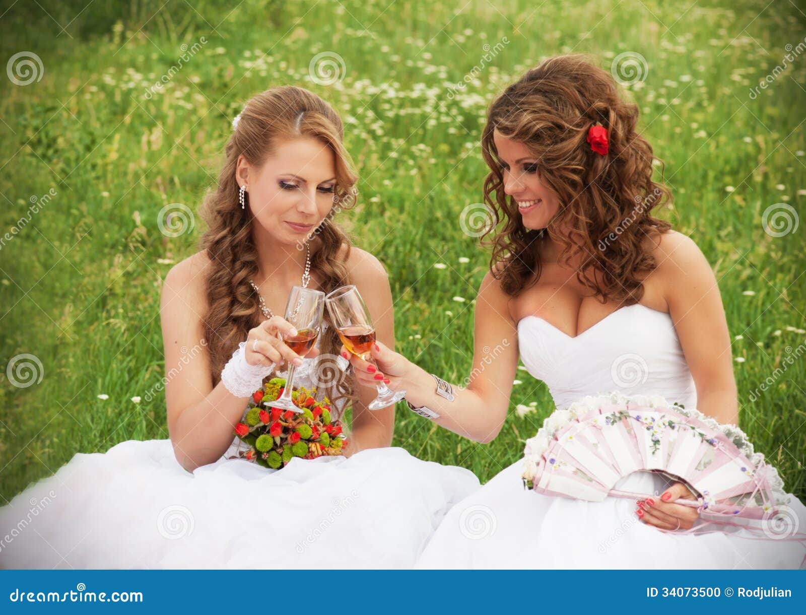 Duas noivas foto de stock. Imagem de evento, exterior - 34073500