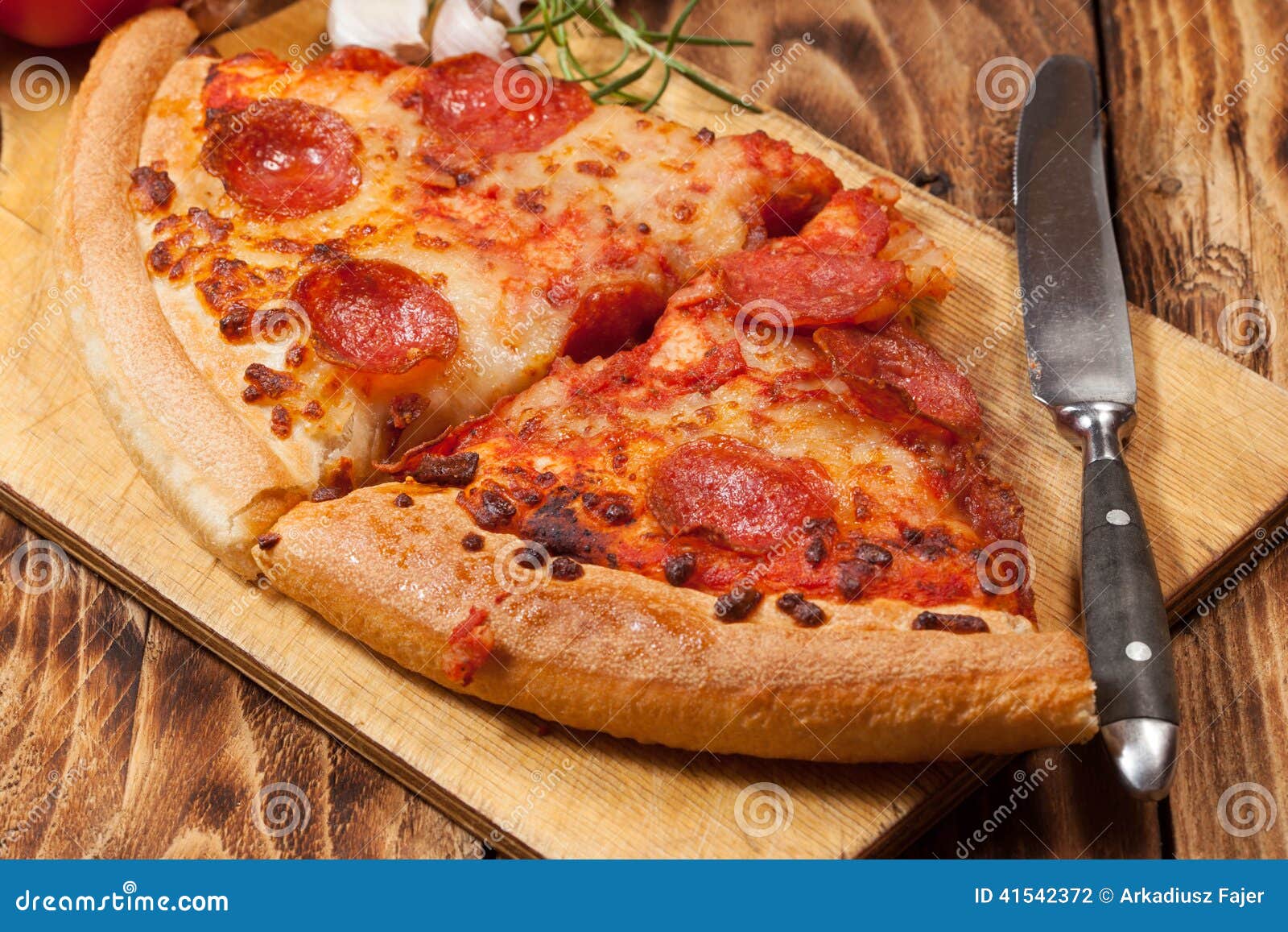 Duas partes de pizza foto de stock. Imagem de corte, fresco - 41542372