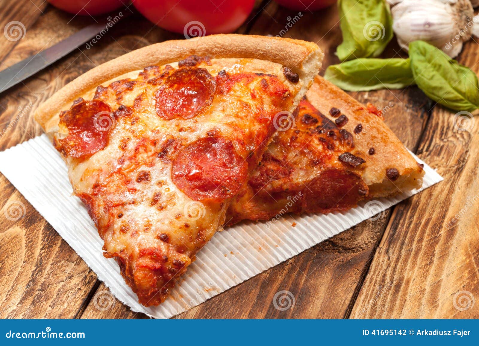 Duas partes de pizza foto de stock. Imagem de sucata - 41695142