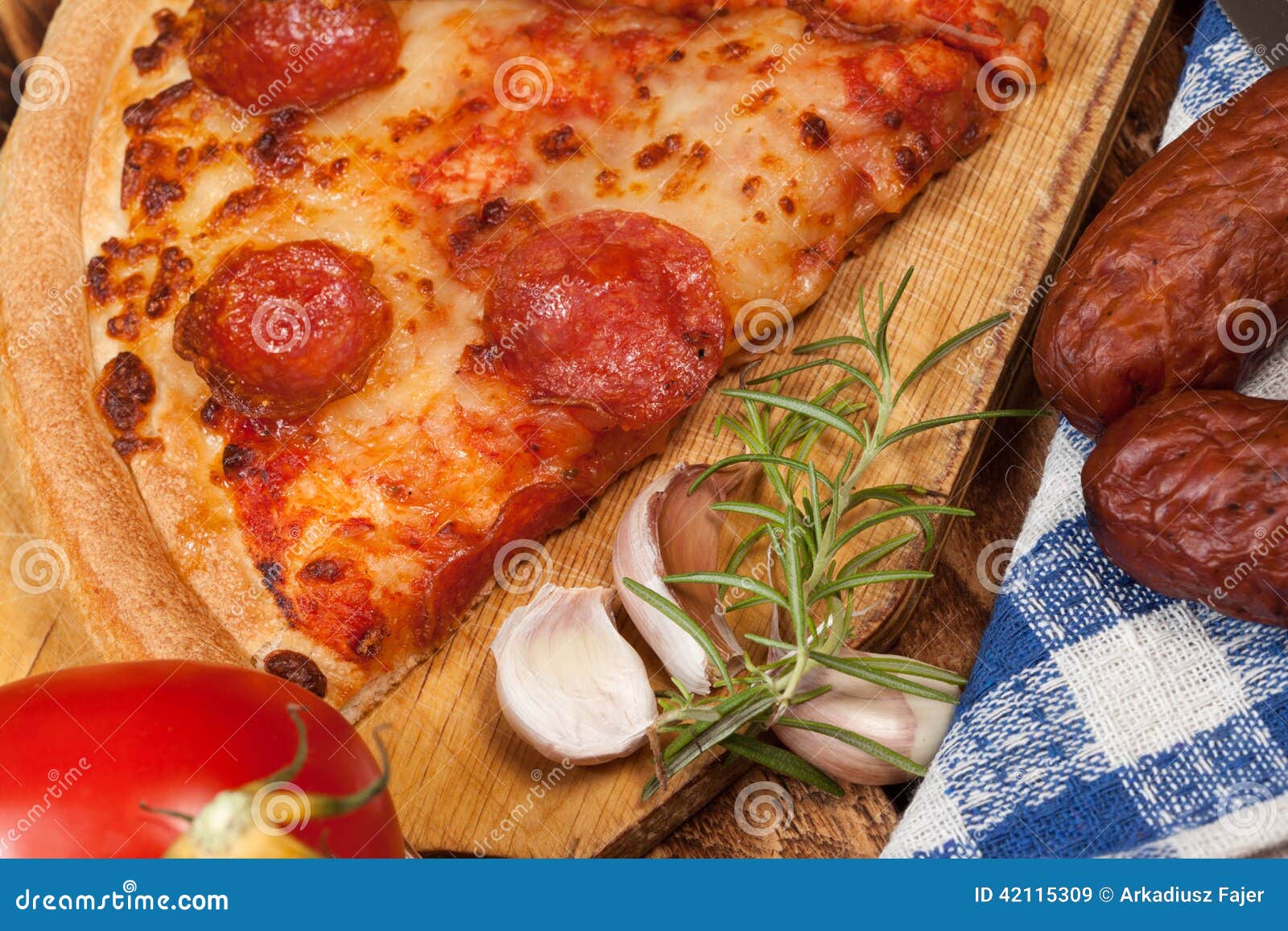 Duas partes de pizza imagem de stock. Imagem de sucata - 42115309