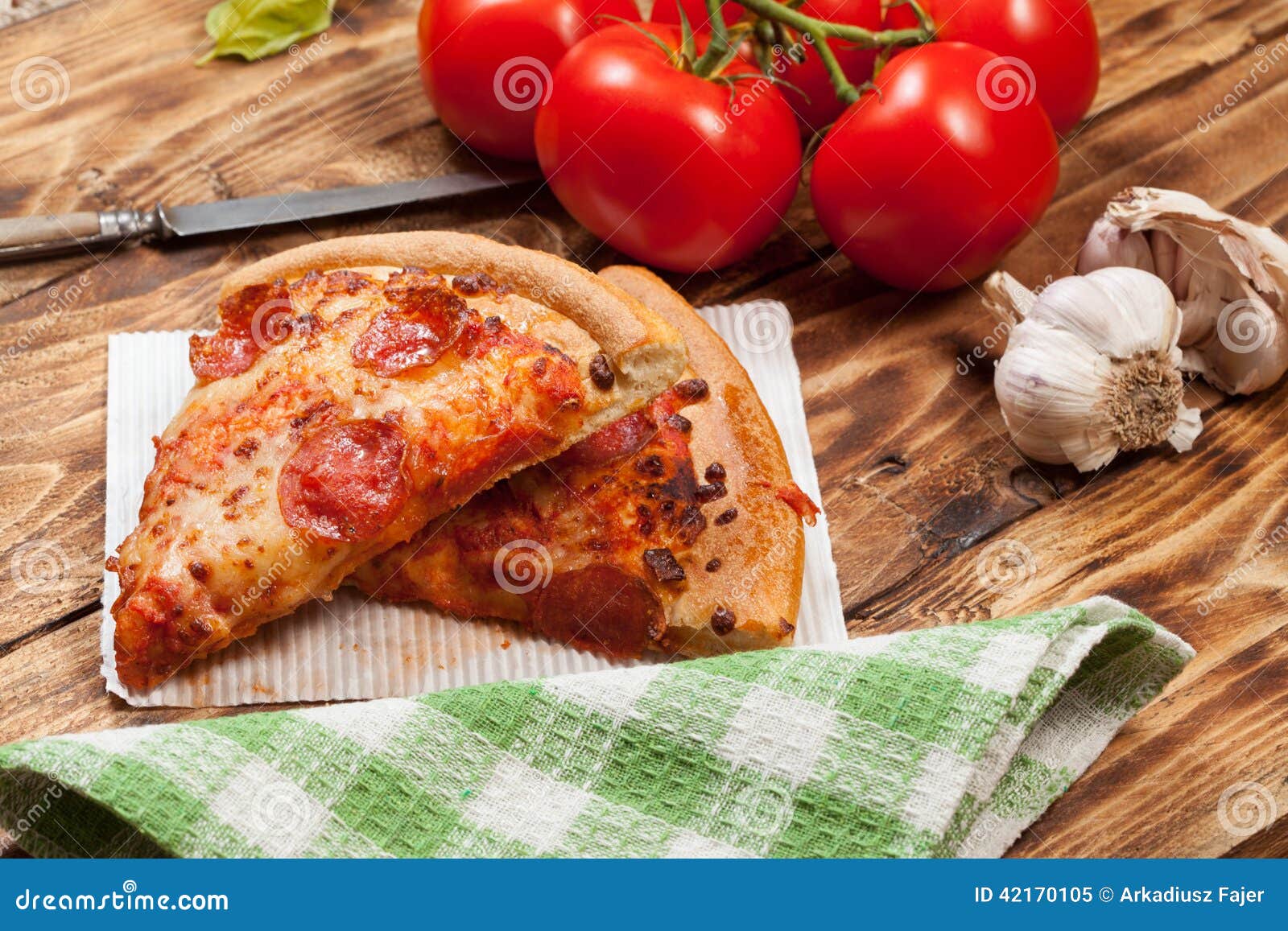 Duas partes de pizza imagem de stock. Imagem de crosta - 42170105
