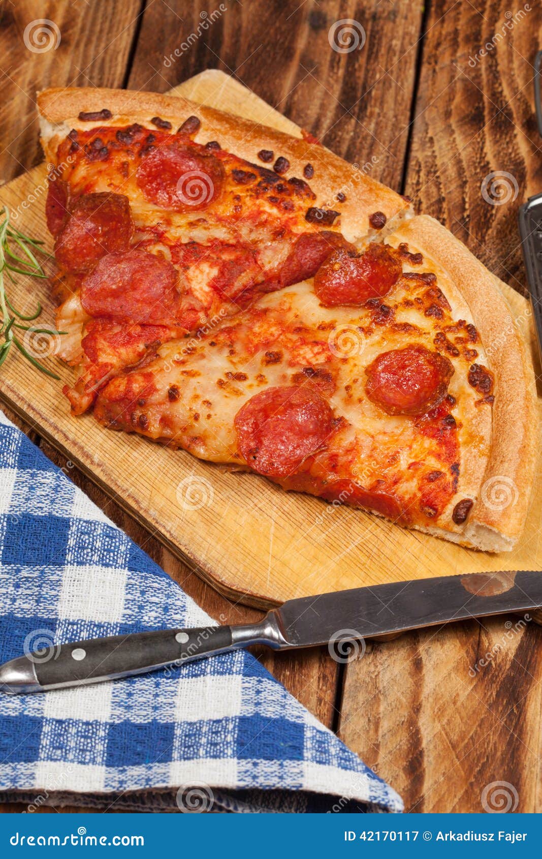 Duas partes de pizza imagem de stock. Imagem de italiano - 42170117
